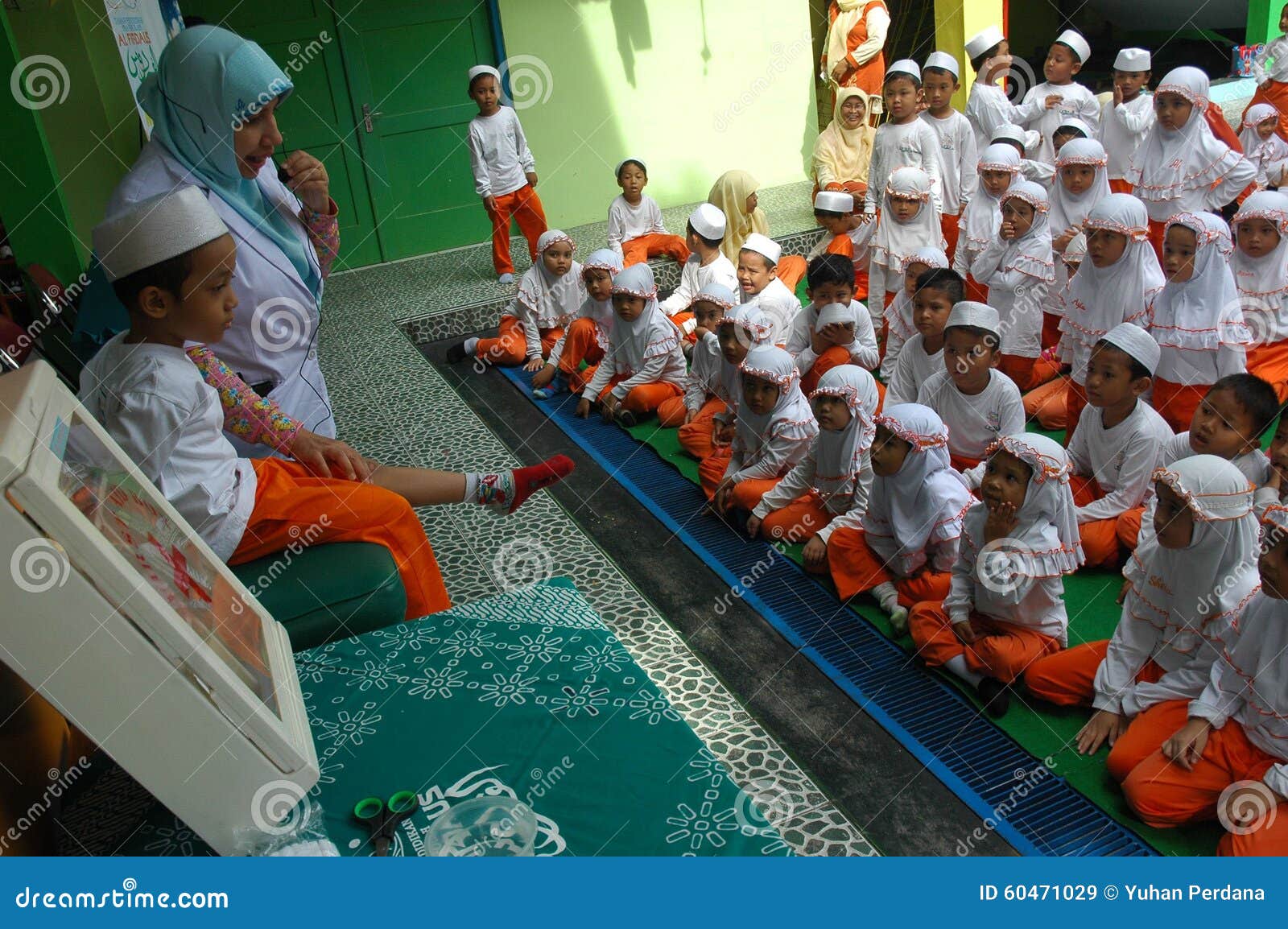 Behandelende verwondingen redactionele stock afbeelding. Image of ...