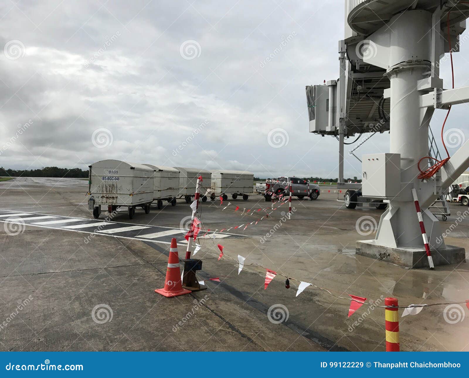 Behandeling Op Ladingsvliegtuigen Op De Helling Redactionele Stock ...