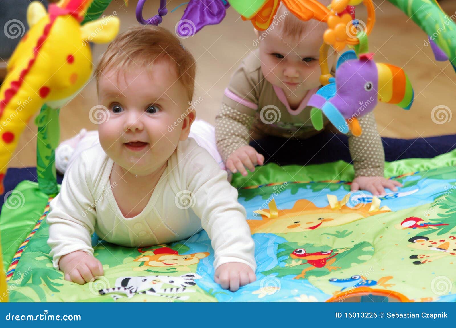 Behandla Som Ett Barn Att Leka Arkivfoto - Bild av bebis, barn: 16013226