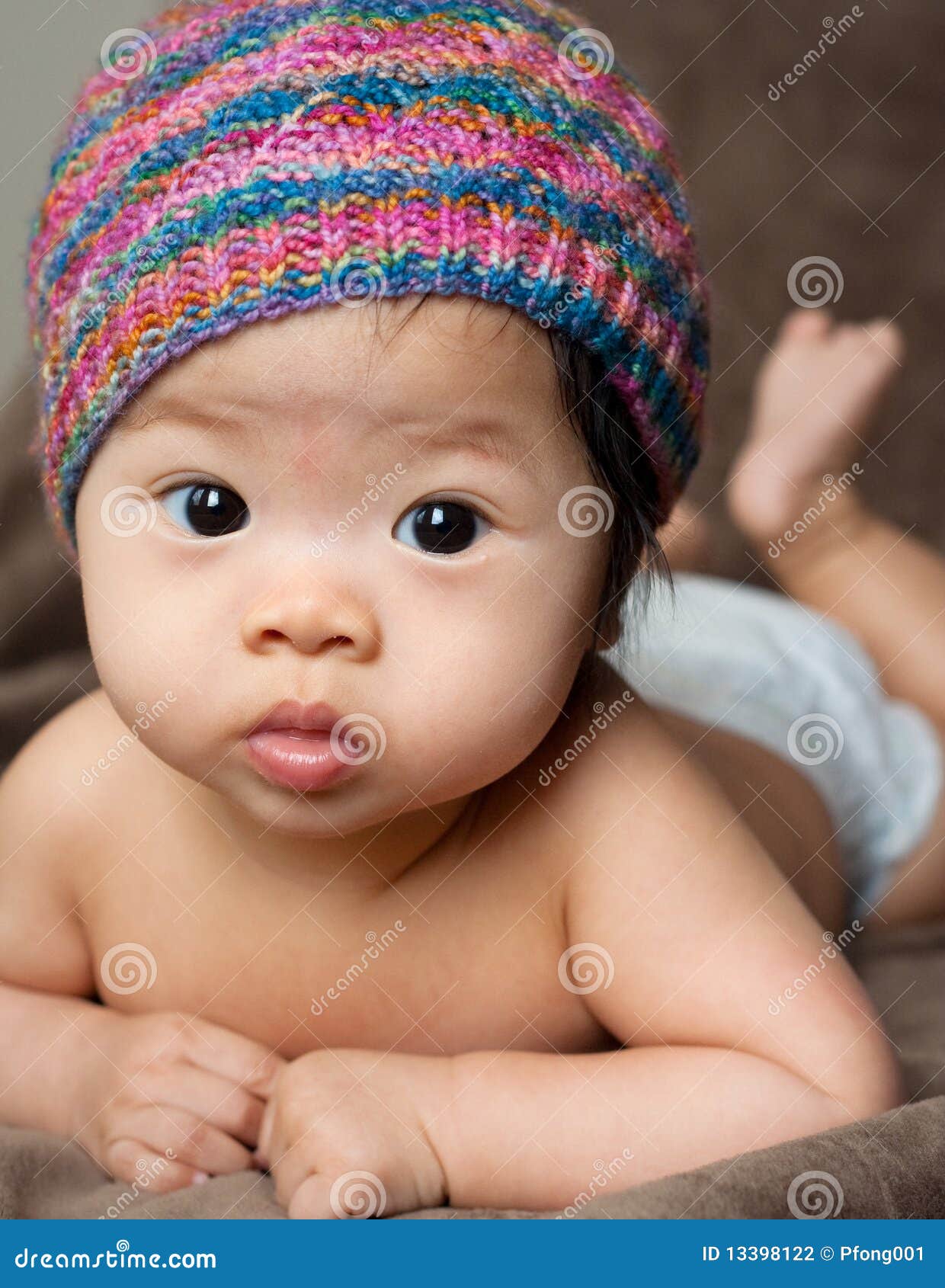 Behandla Som Ett Barn Gulligt Arkivfoto - Bild av hatt, gulligt: 13398122