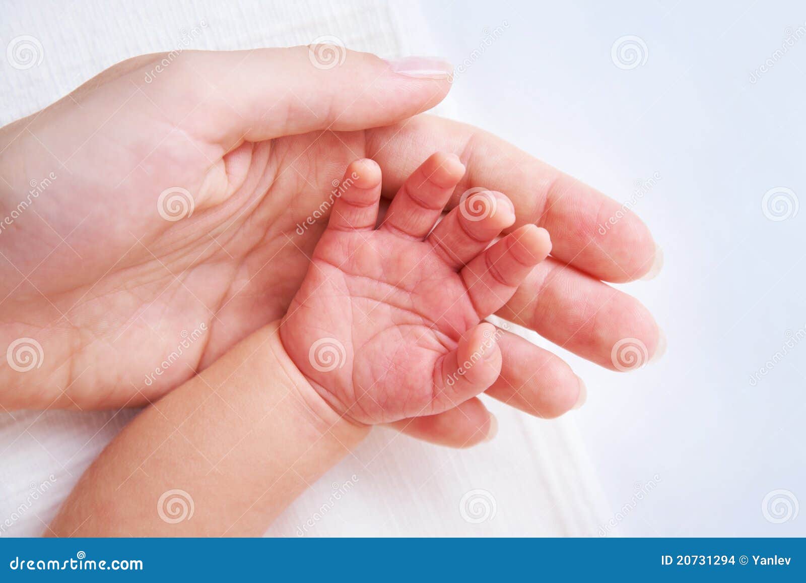 Behandla Som Ett Barn Hand S Arkivfoto - Bild av älska, kropp: 20731294