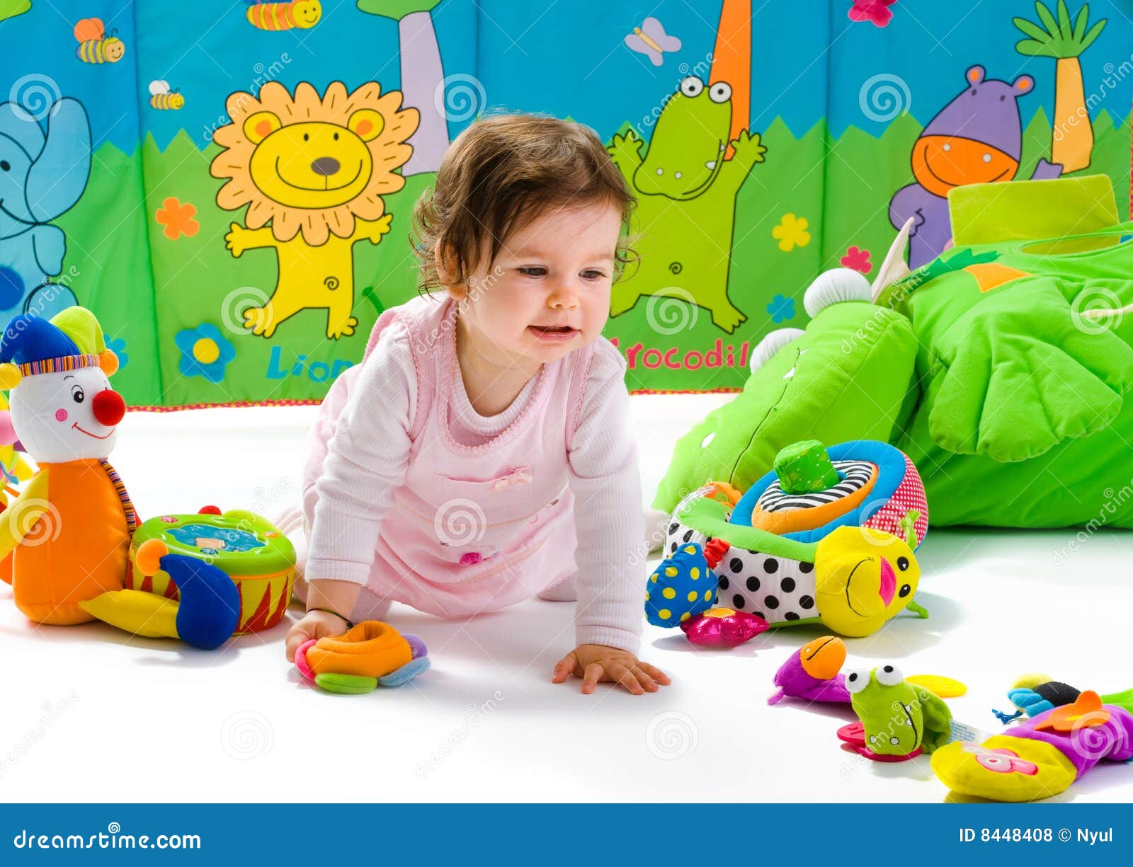 Behandla Som Ett Barn Isolerat Leka Arkivfoto - Bild av gyckel, säkert ...