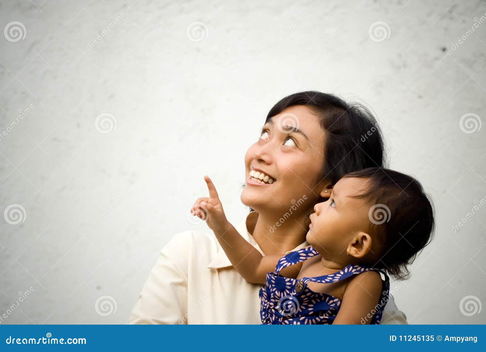 Behandla Som Ett Barn Se Modern Som Pekar Upp Fotografering för ...