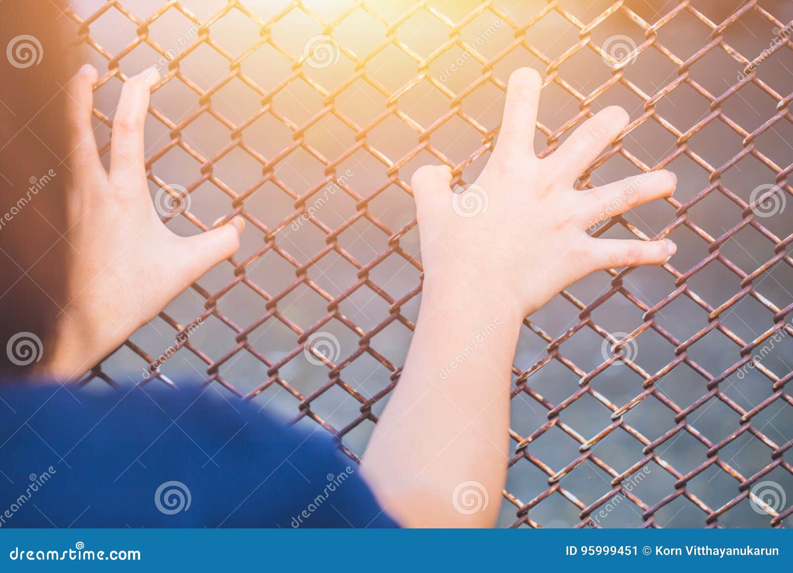 Behide Adolescente La Jaula O La Mujer Encarcelada Imagen de archivo ...