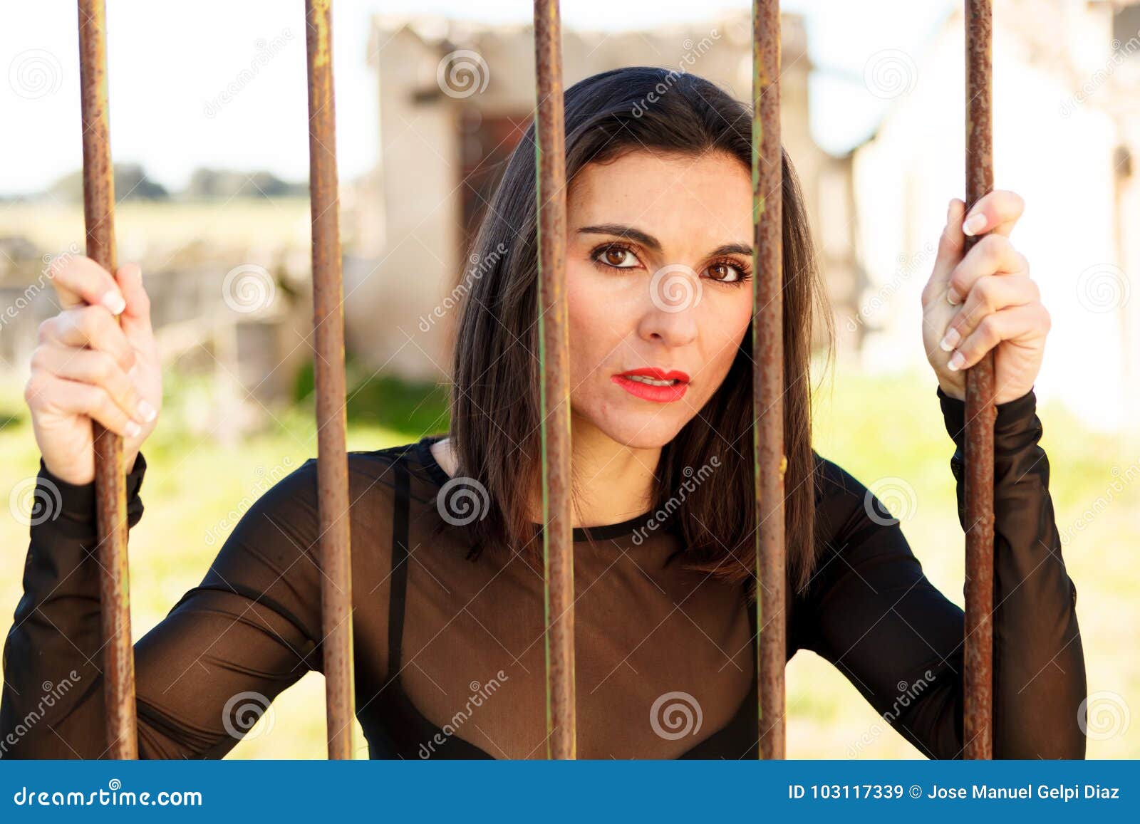 Behide Atractivo De La Mujer Las Barras Imagen de archivo - Imagen de ...