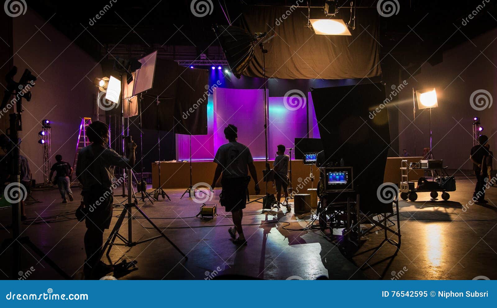 Behind the scenes editorial image. Image of fashion, crew - 76542595