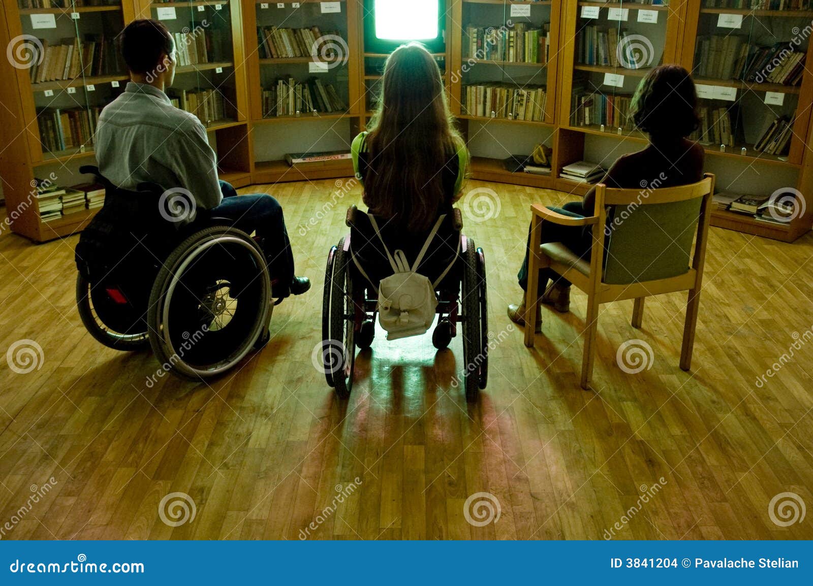 Behindert Vor Einem Fernsehapparat Stockfoto - Bild von gesetzt, drei ...