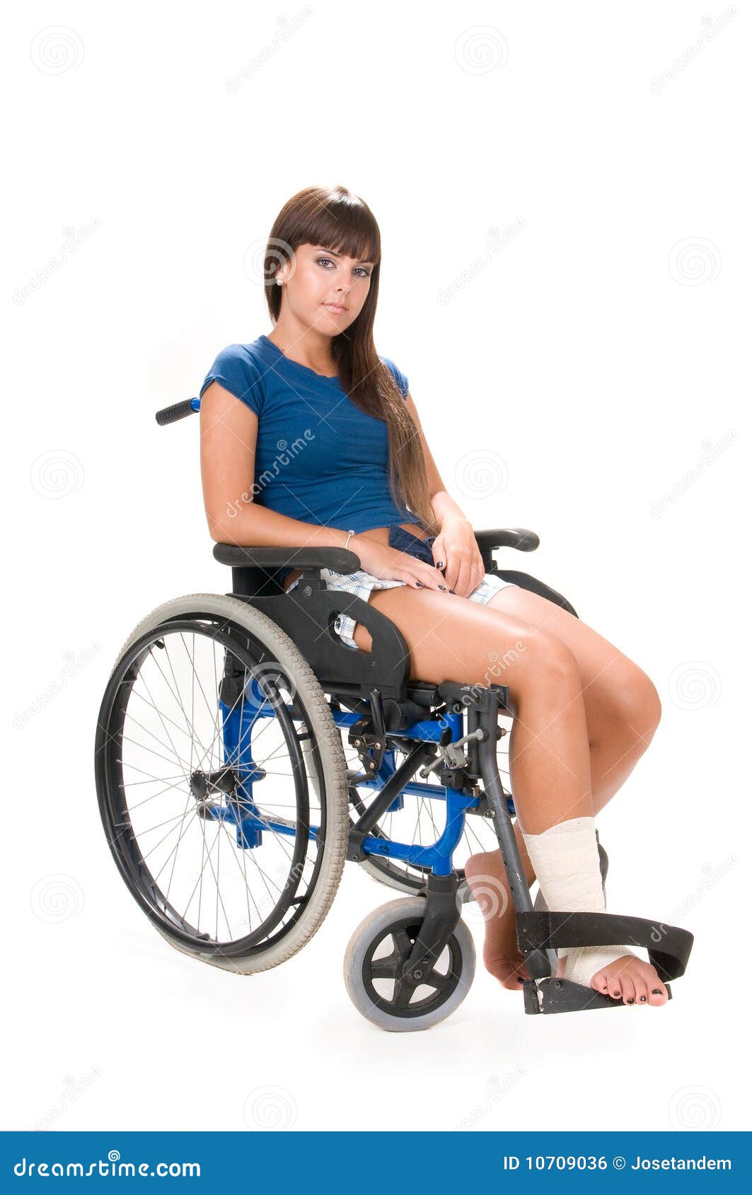 Behinderte Frau Auf Rollstuhl Stockfoto - Bild von wohnung, kaukasisch ...