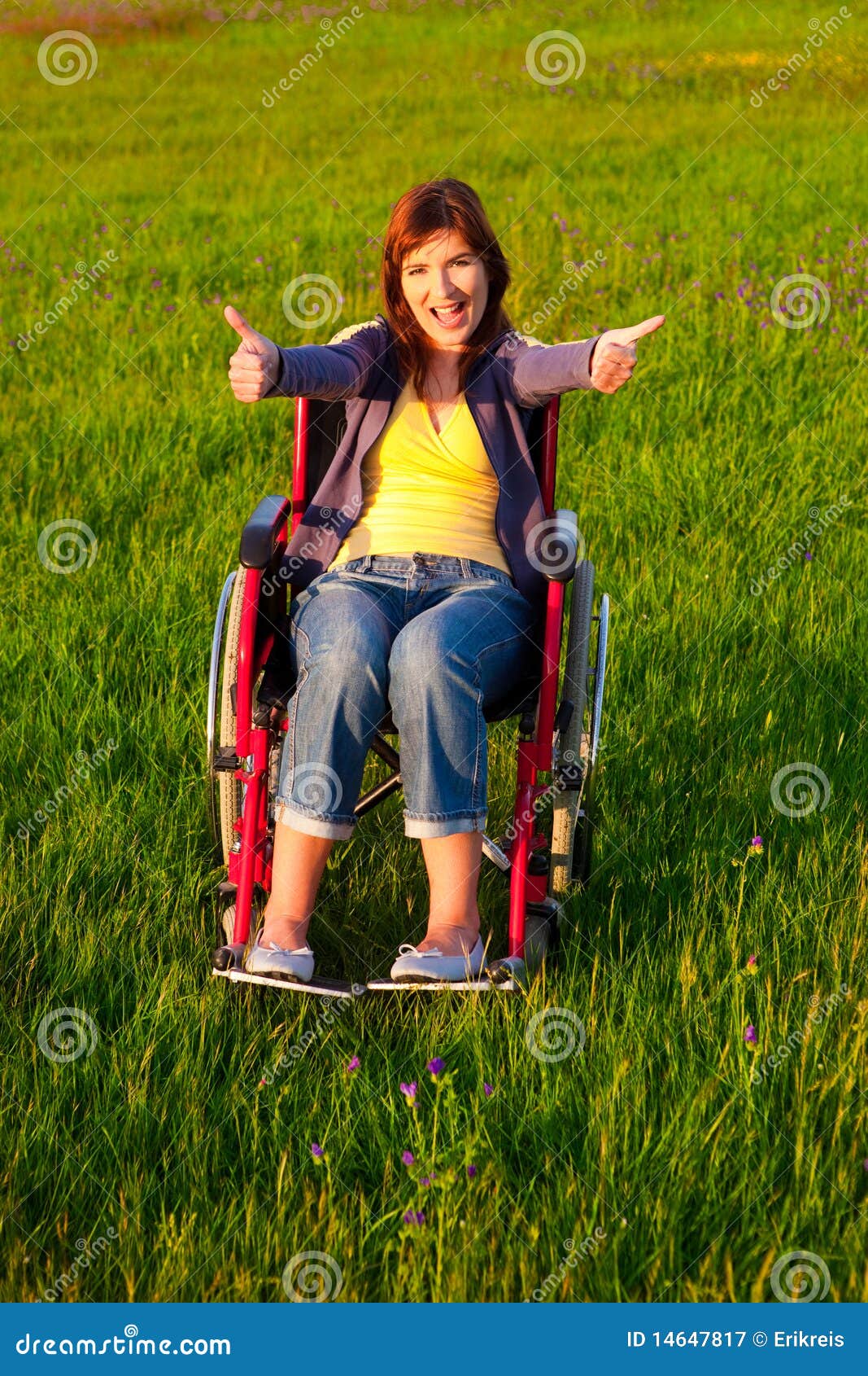 Behinderte Frau Auf Rollstuhl Stockbild - Bild von leute, behindert ...