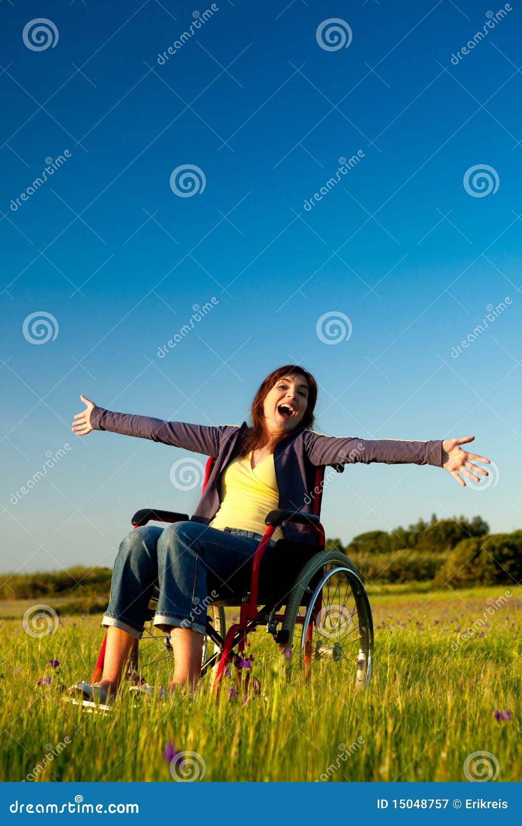 Behinderte Frau Auf Rollstuhl Stockbild - Bild von gefühl, leute: 15048757