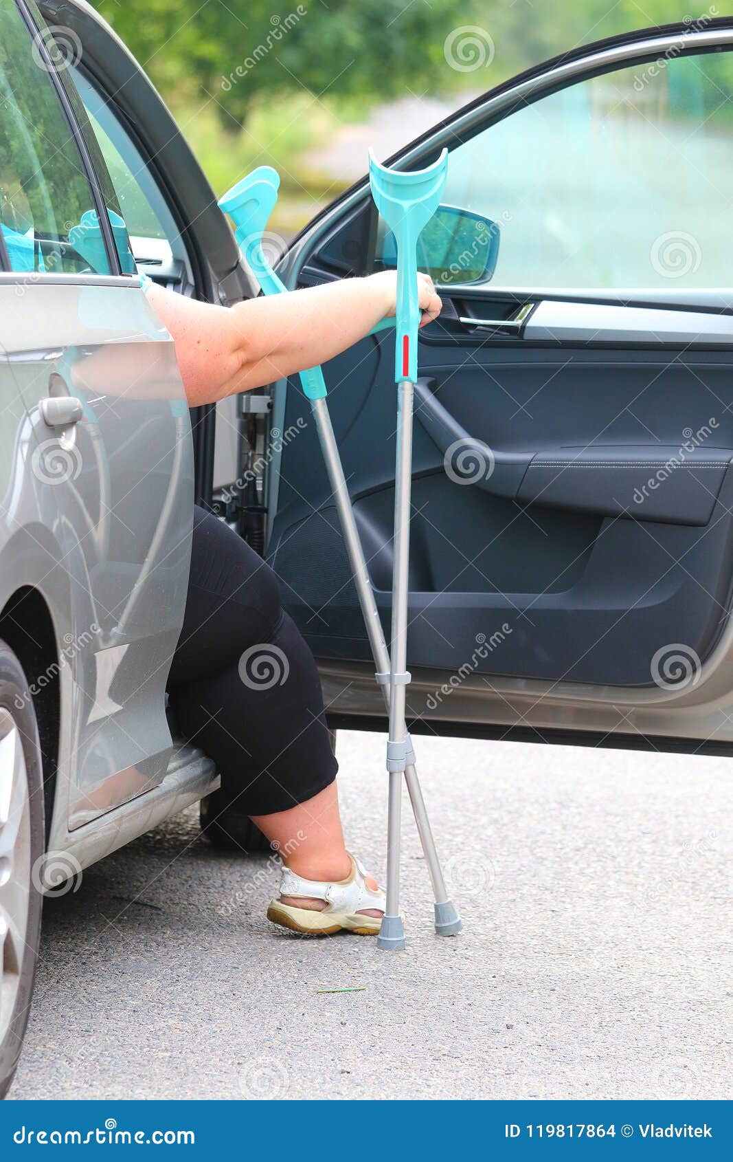 Behinderte Frau, Die Von Einem Auto Upgoing Ist Stockfoto - Bild von ...