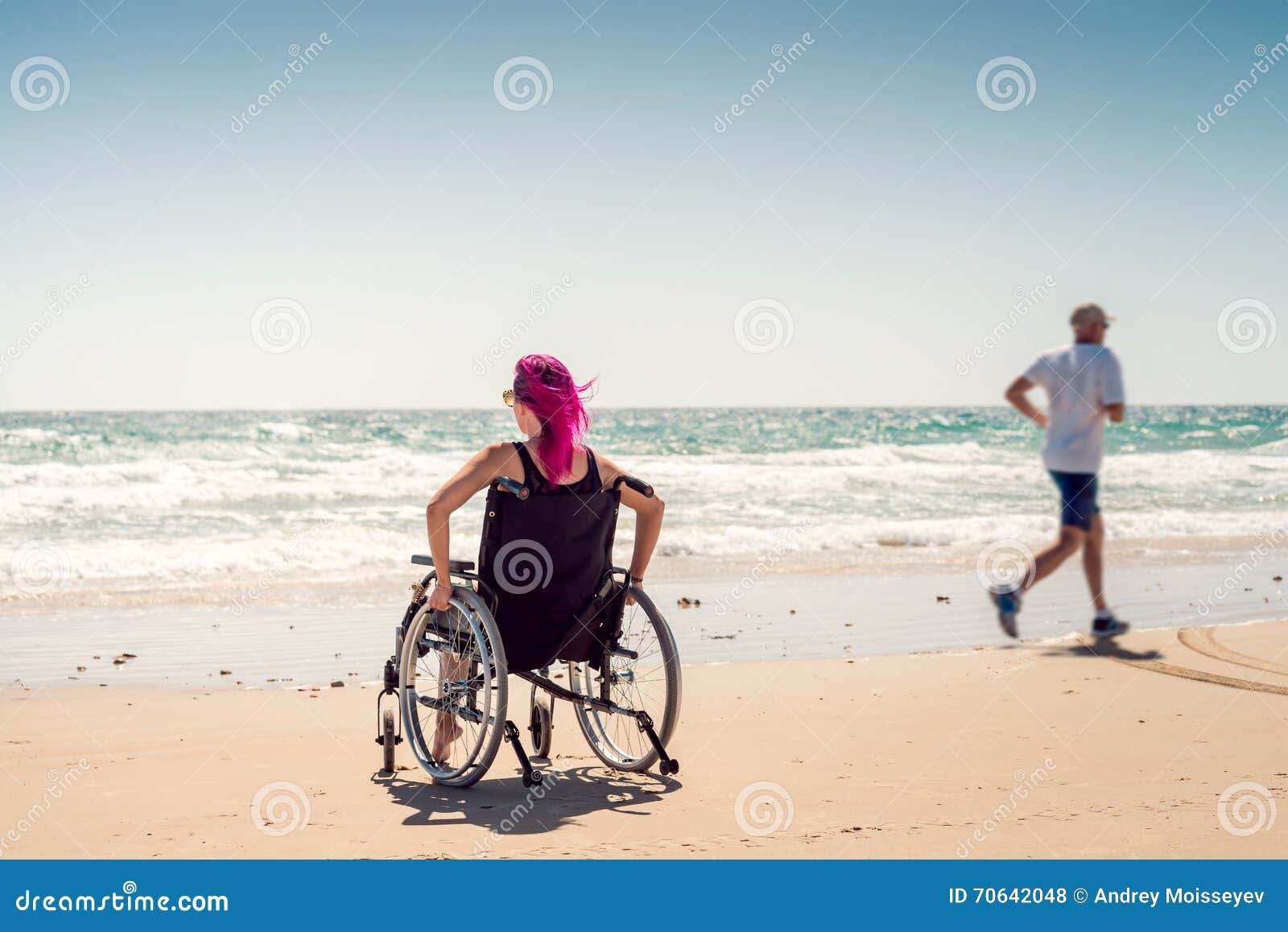 Behinderte Frau Und Laufender Mann Stockfoto - Bild von freiheit ...