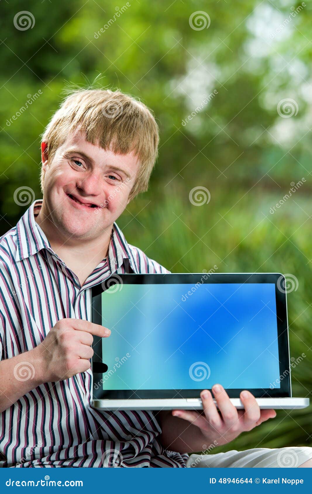 Behinderter Junge, Der Auf Leeren Laptopschirm Zeigt Stockfoto - Bild ...