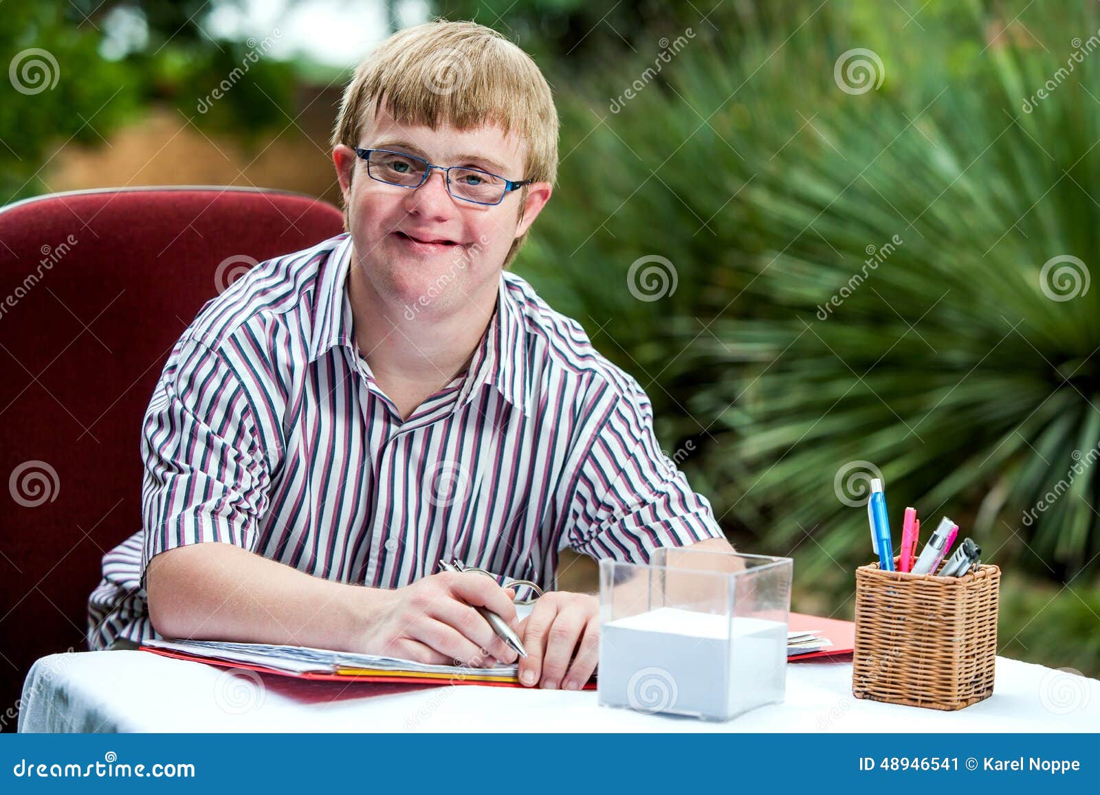 Behinderter Junge am Schreibtisch Im Garten Stockbild - Bild von ...
