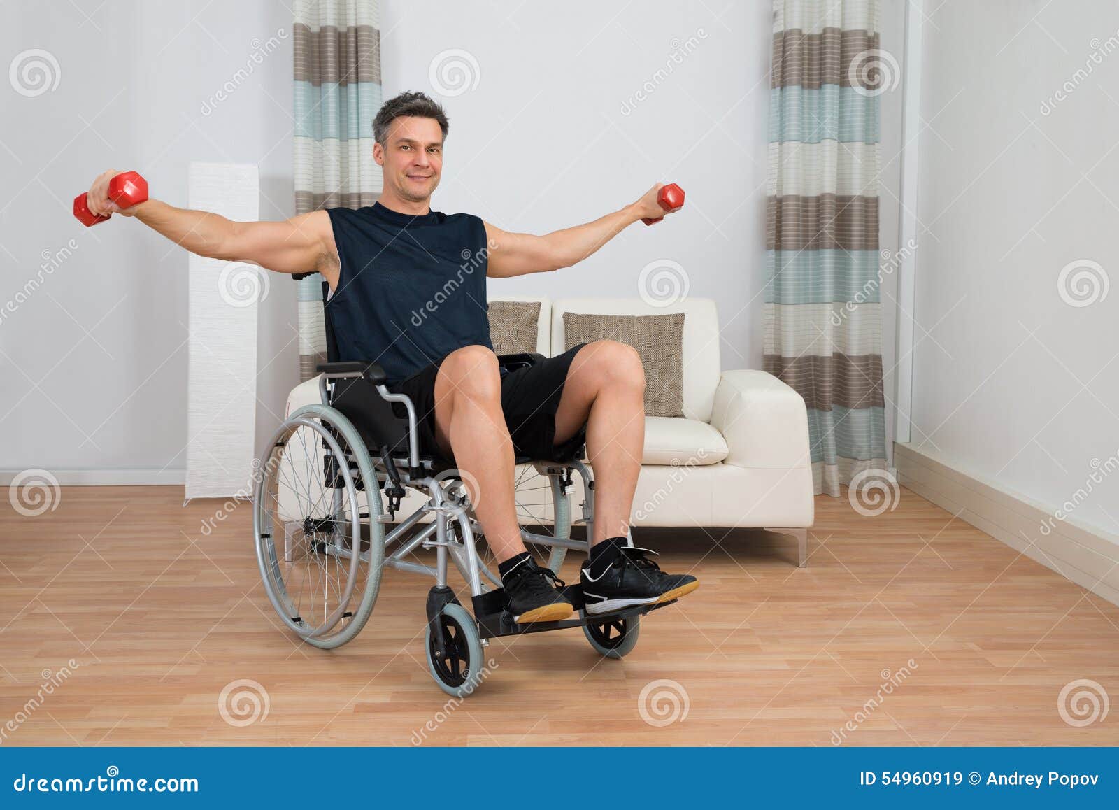 Behinderter Mann Auf Dem Rollstuhlausarbeiten Stockbild - Bild von ...