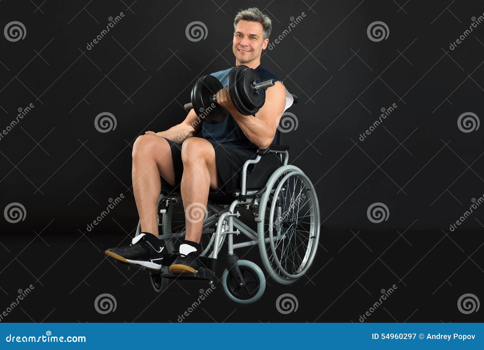 Behinderter Mann Auf Rollstuhl Ausarbeitend Mit Dummkopf Stockbild ...