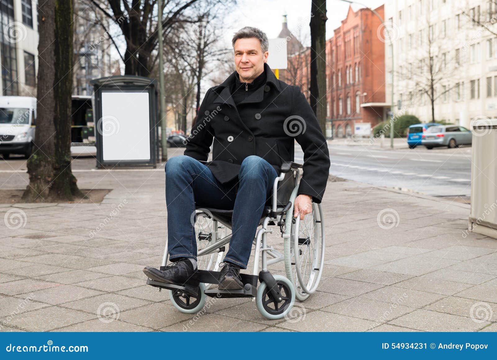 Behinderter Mann Auf Rollstuhl in Der Stadt Stockbild - Bild von auto ...
