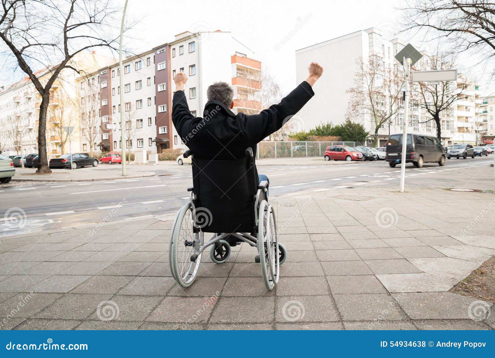 Behinderter Mann Auf Rollstuhl Mit Der Hand Angehoben Stockfoto - Bild ...