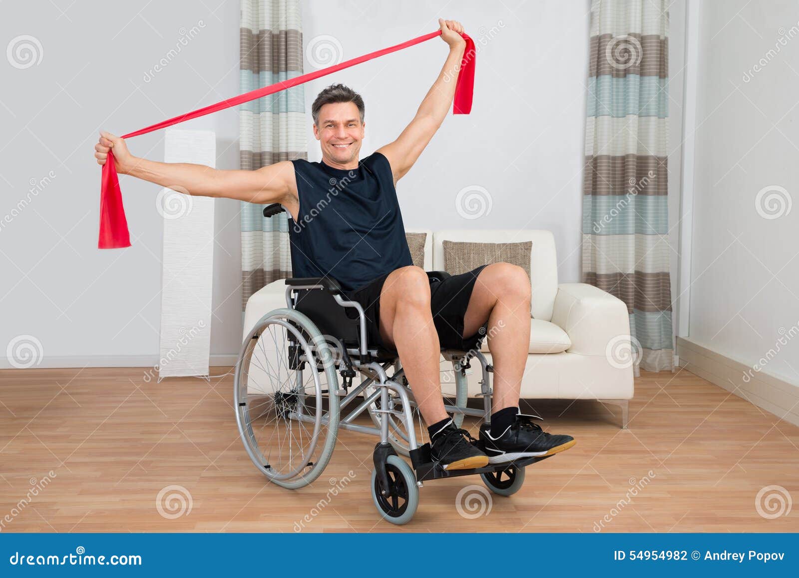 Behinderter Mann Auf Rollstuhl Trainierend Mit Widerstandband Stockfoto ...