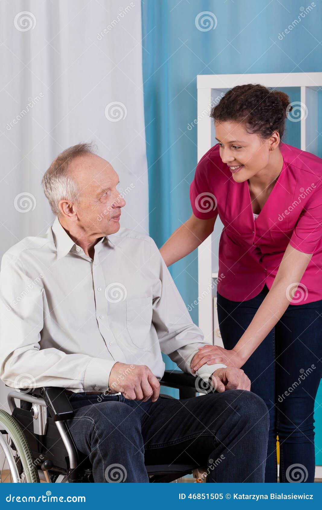 Behinderter Mann Auf Rollstuhl Und Krankenschwester Stockbild - Bild ...