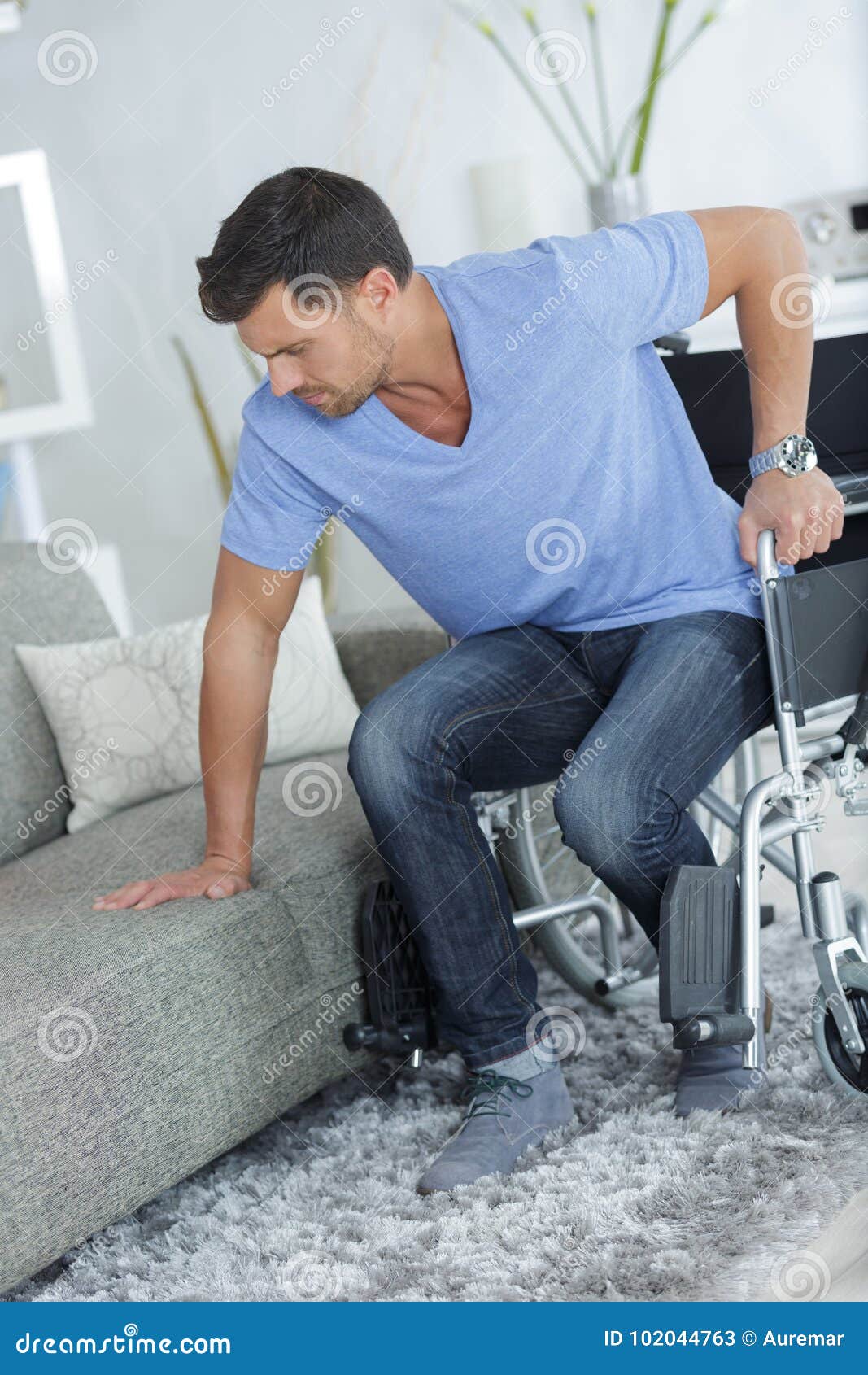 Behinderter Mann, Der Couch Erreicht Stockbild - Bild von person, couch ...