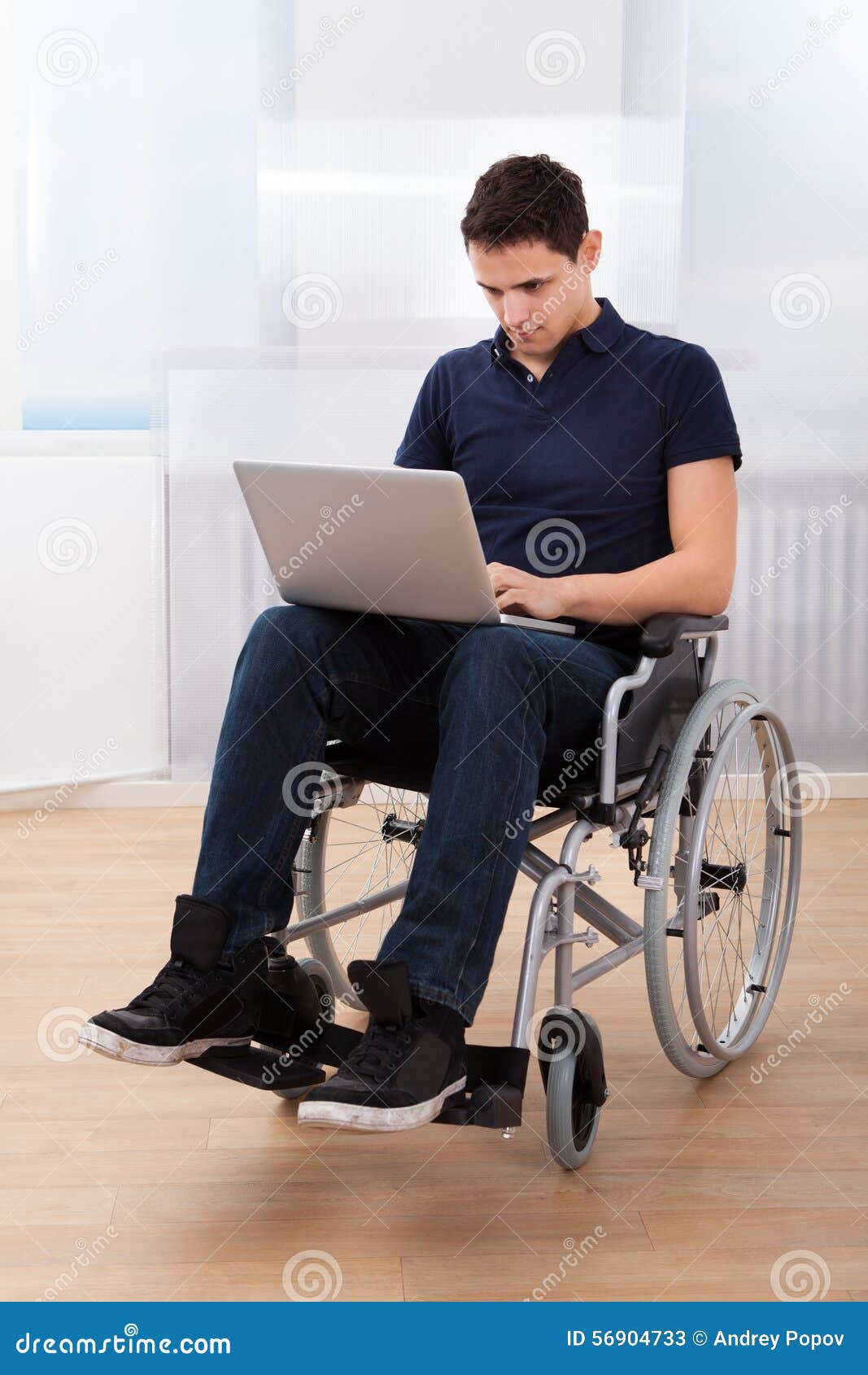 Behinderter Mann, Der Laptop Auf Rollstuhl Verwendet Stockbild - Bild ...