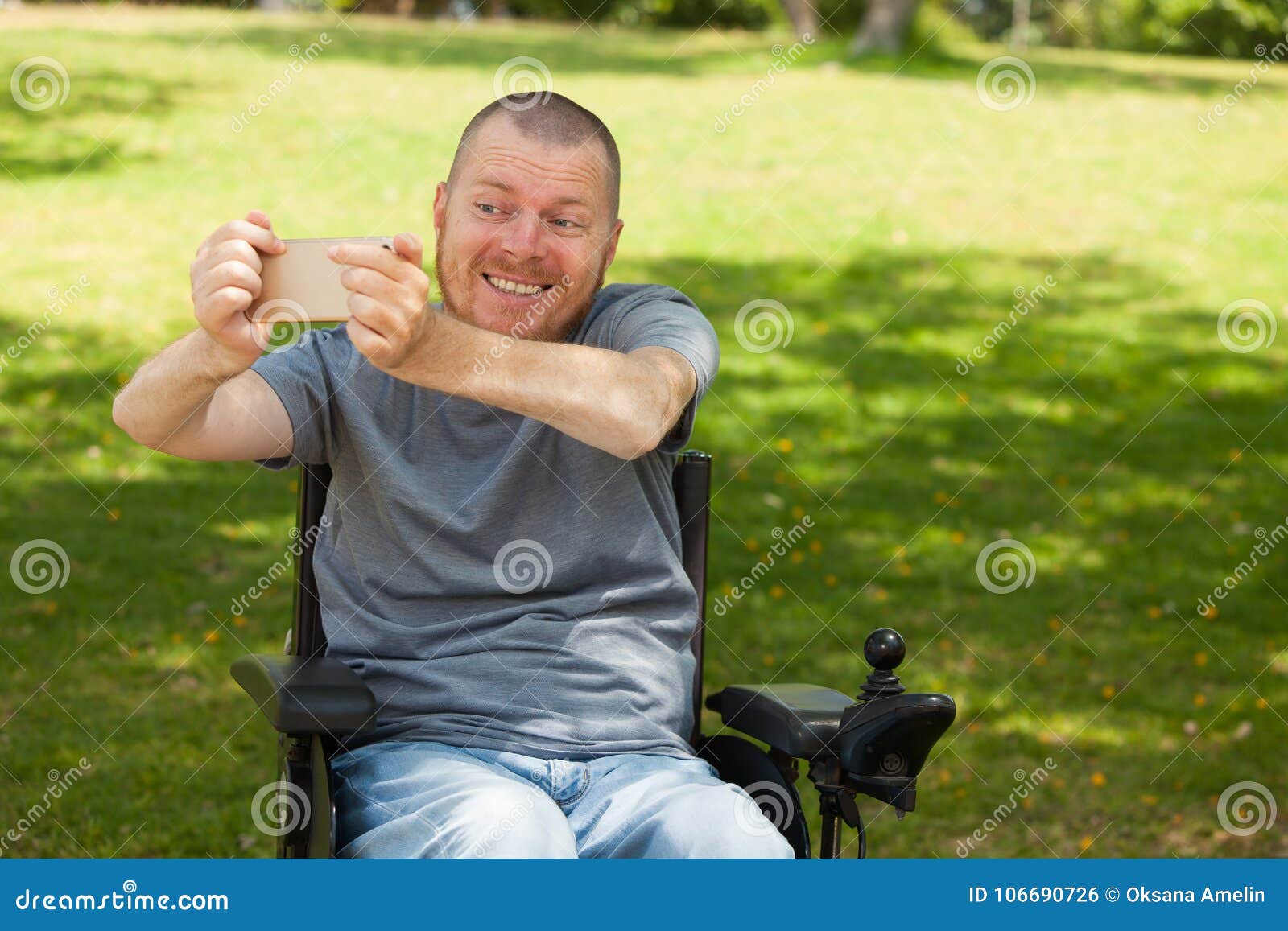 Behinderter Mann, Der Selfie Tut Stockfoto - Bild von beweglich ...