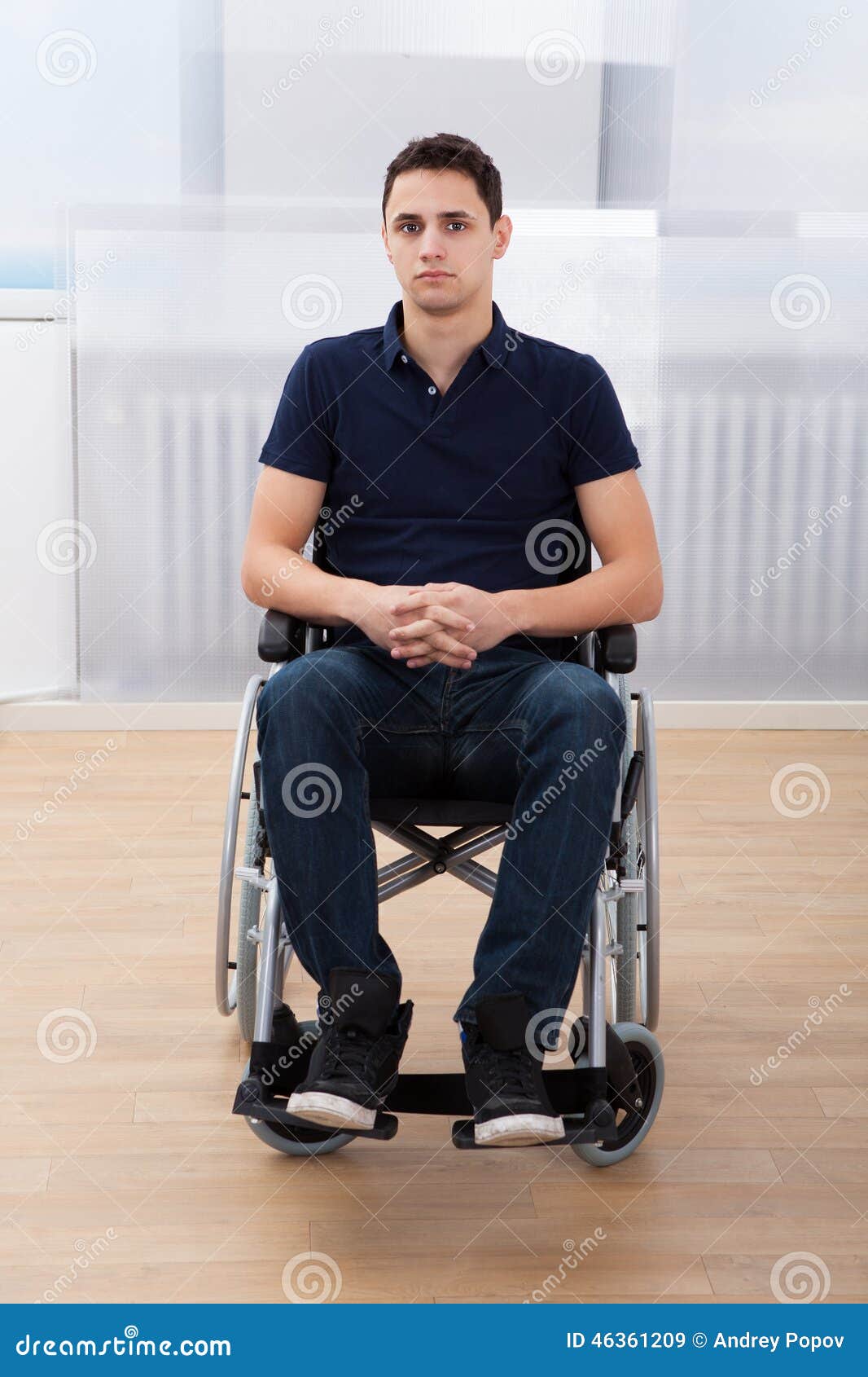 Behinderter Mann, Der Zu Hause Auf Rollstuhl Sitzt Stockbild - Bild von ...