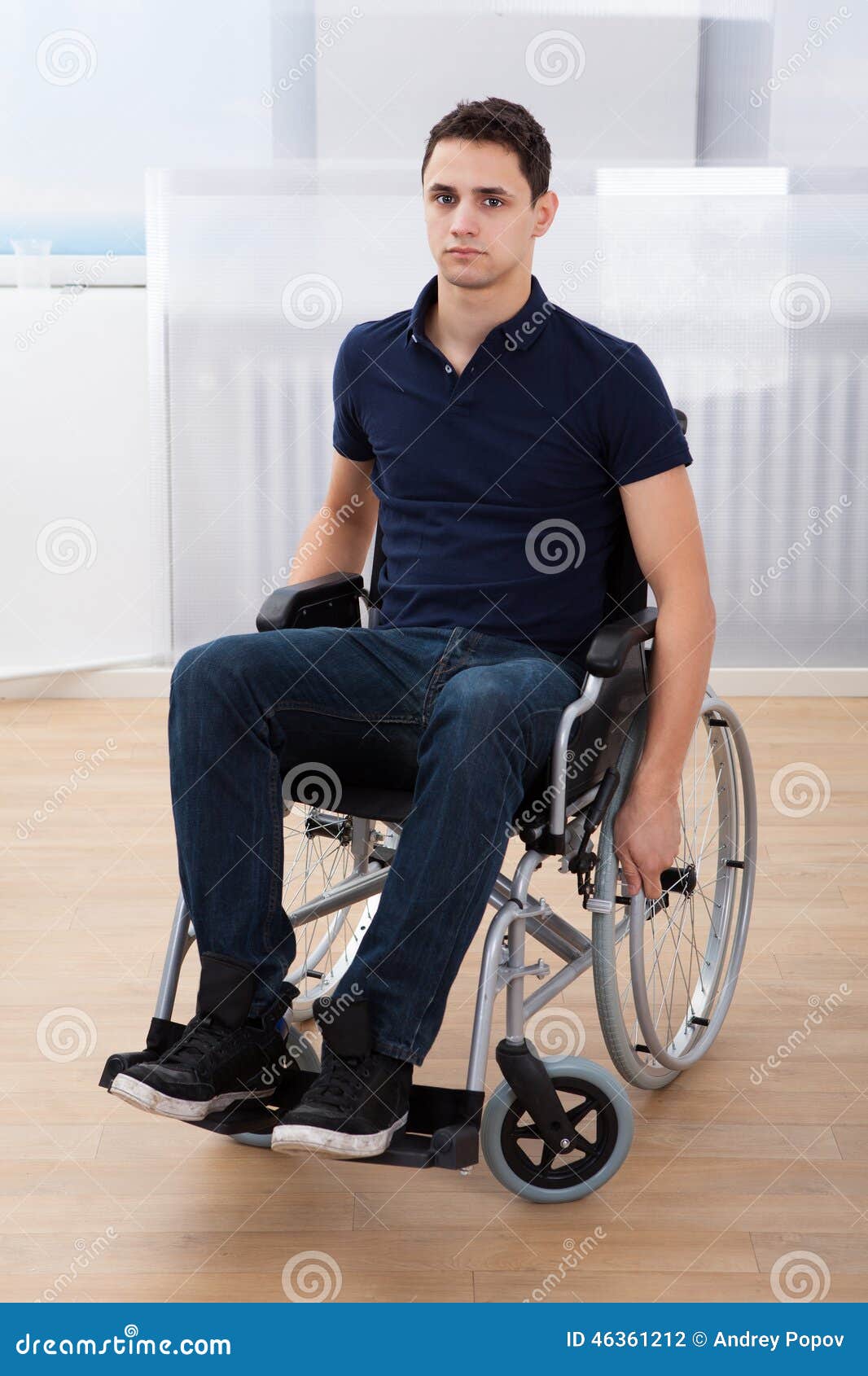 Behinderter Mann, Der Zu Hause Auf Rollstuhl Sitzt Stockfoto - Bild von ...