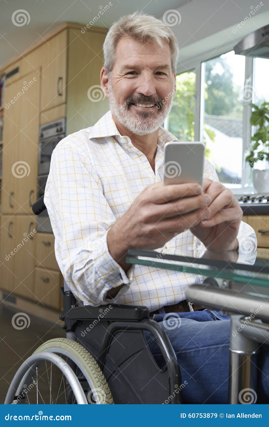 Behinderter Mann Im Rollstuhl, Der Zu Hause am Handy Simst Stockbild ...