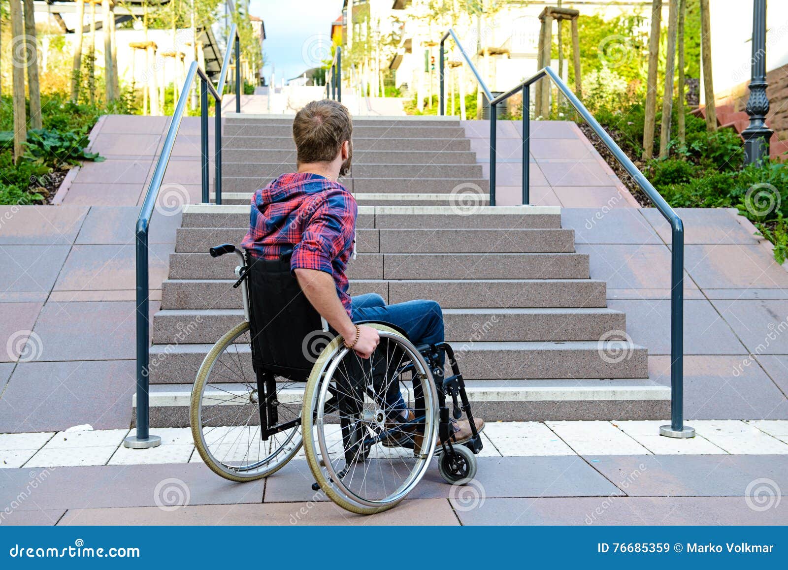 Behinderter Mann Im Rollstuhl Vor Treppe Stockbild - Bild von mobilität ...