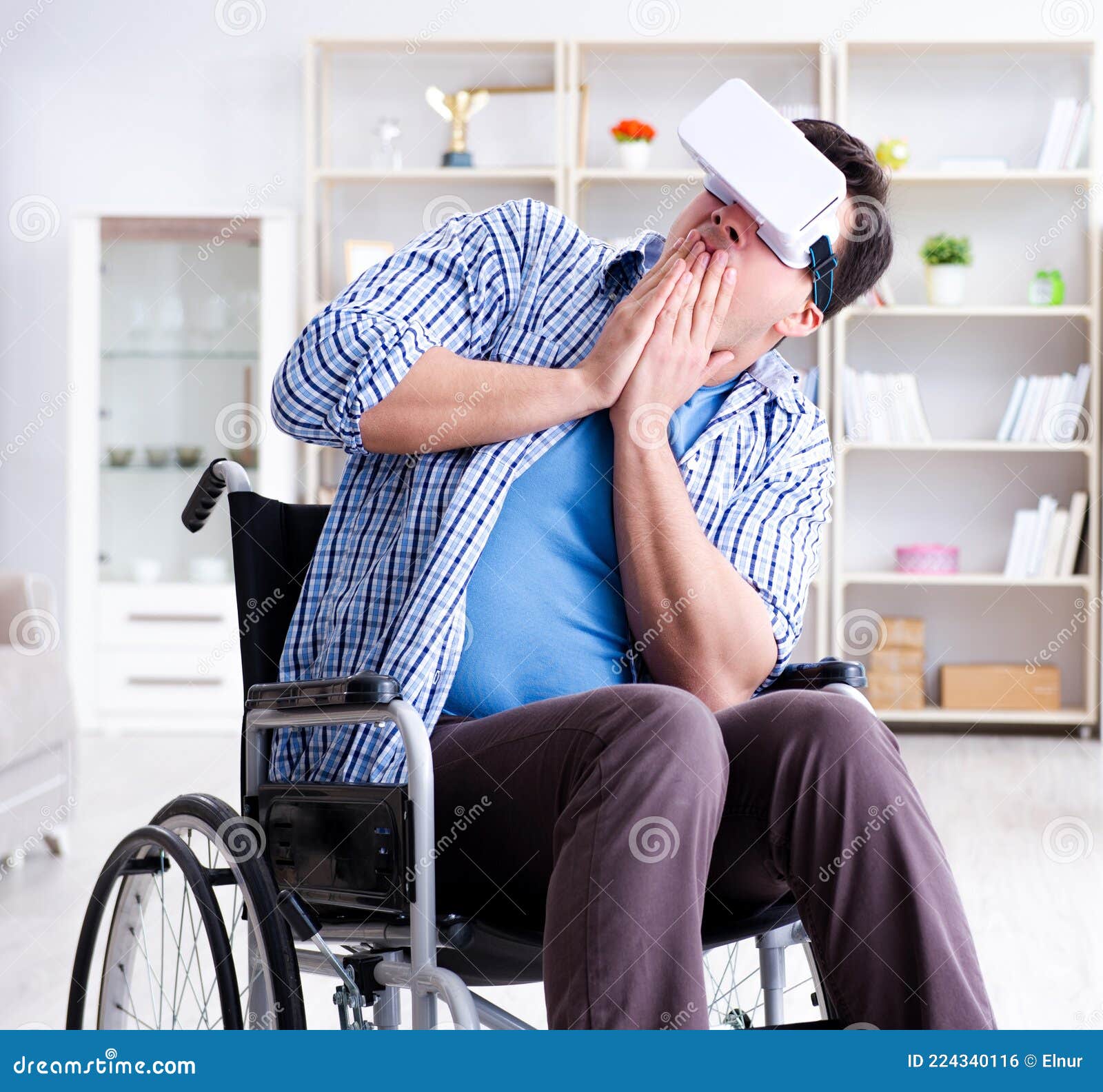 Behinderter Mann Studiert Mit Virtual Reality Brille Stockfoto - Bild ...