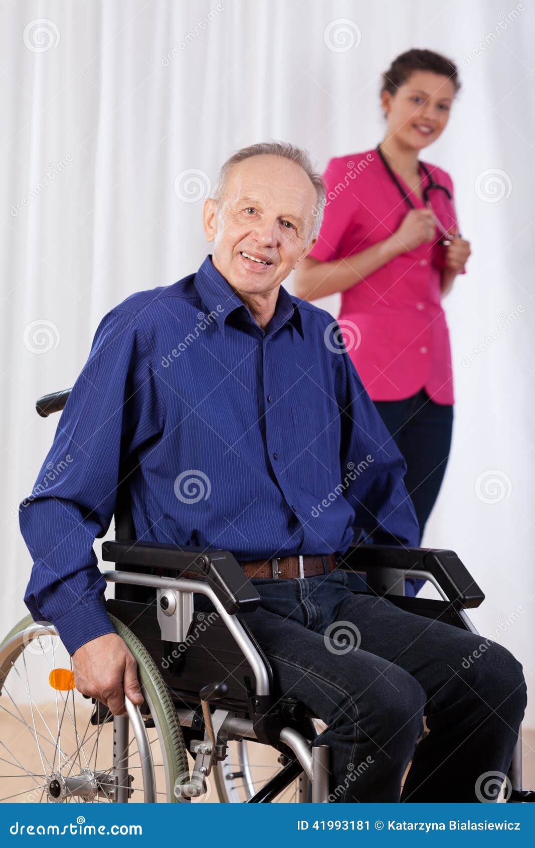 Behinderter Mann Und Krankenschwester Im Hintergrund Stockbild - Bild ...