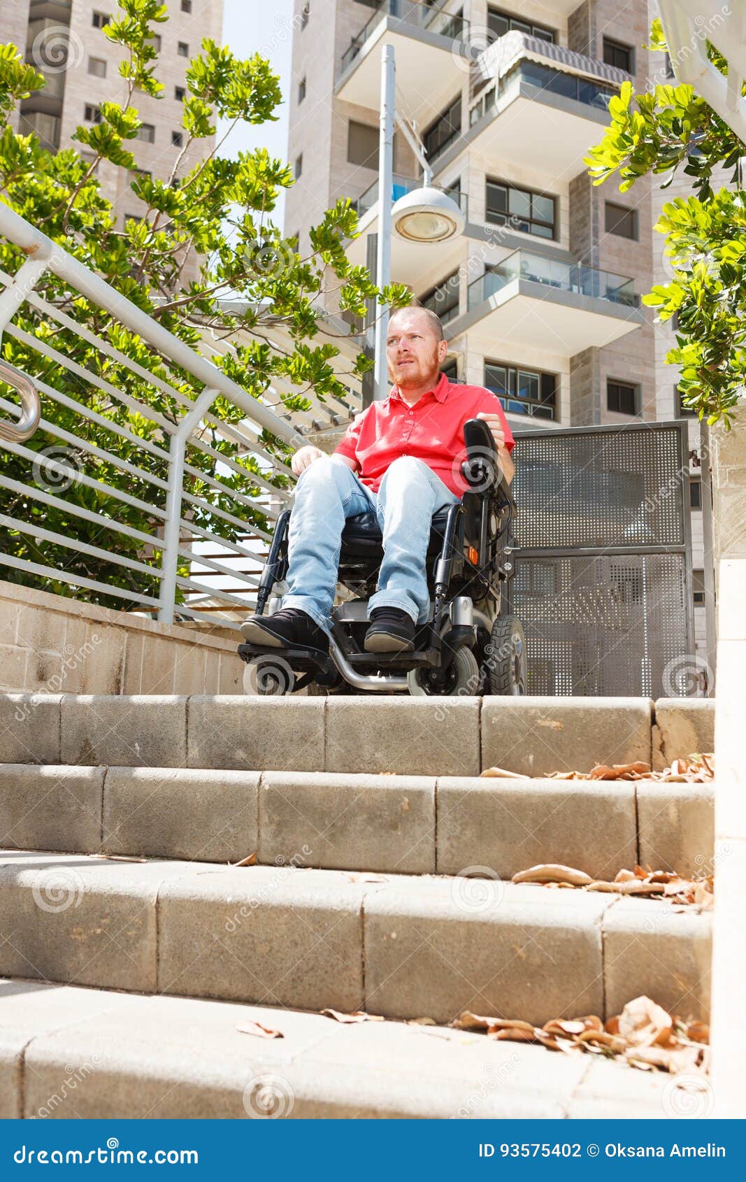 Behinderter Mann Vor Den Schritten Stockfoto - Bild von leute ...