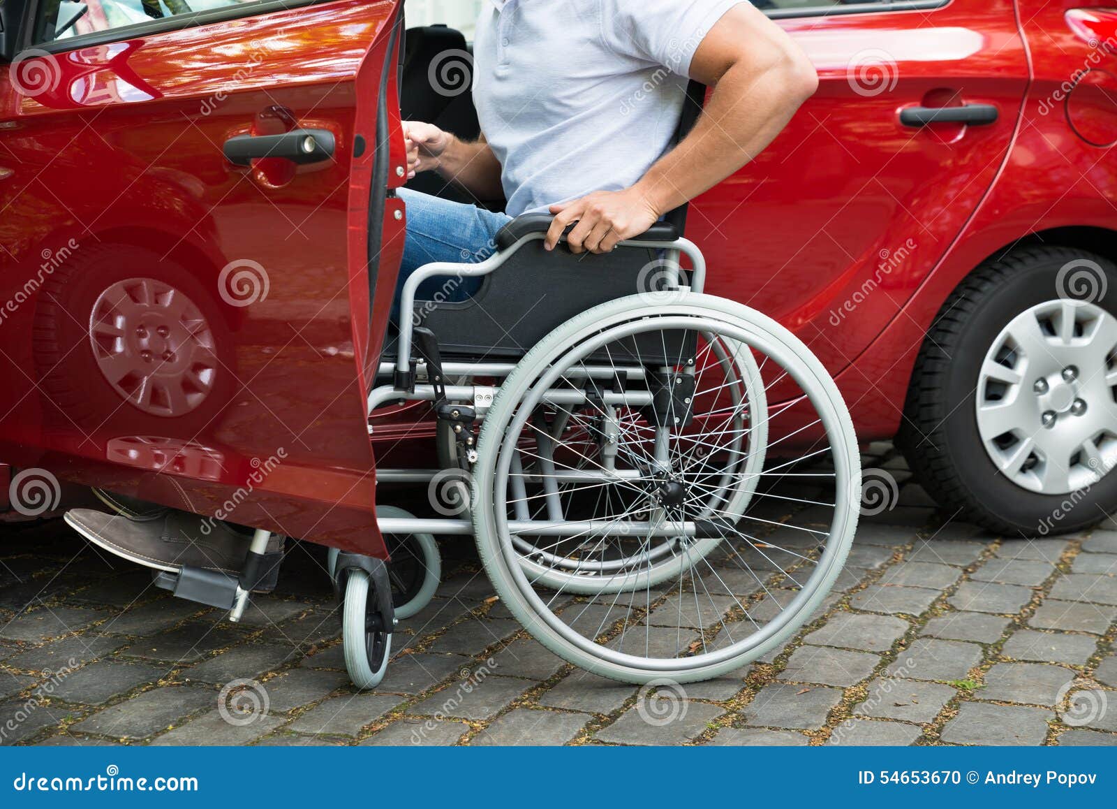 Behinderter Manneinstieg in Seinem Auto Stockfoto - Bild von lebensstil ...
