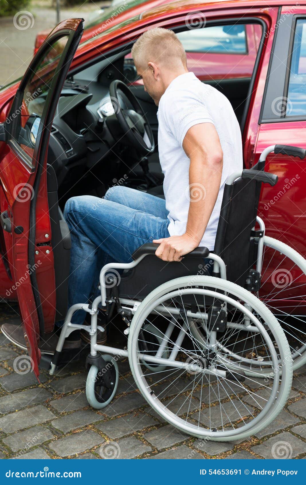 Behinderter Manneinstieg in Seinem Auto Stockbild - Bild von ...