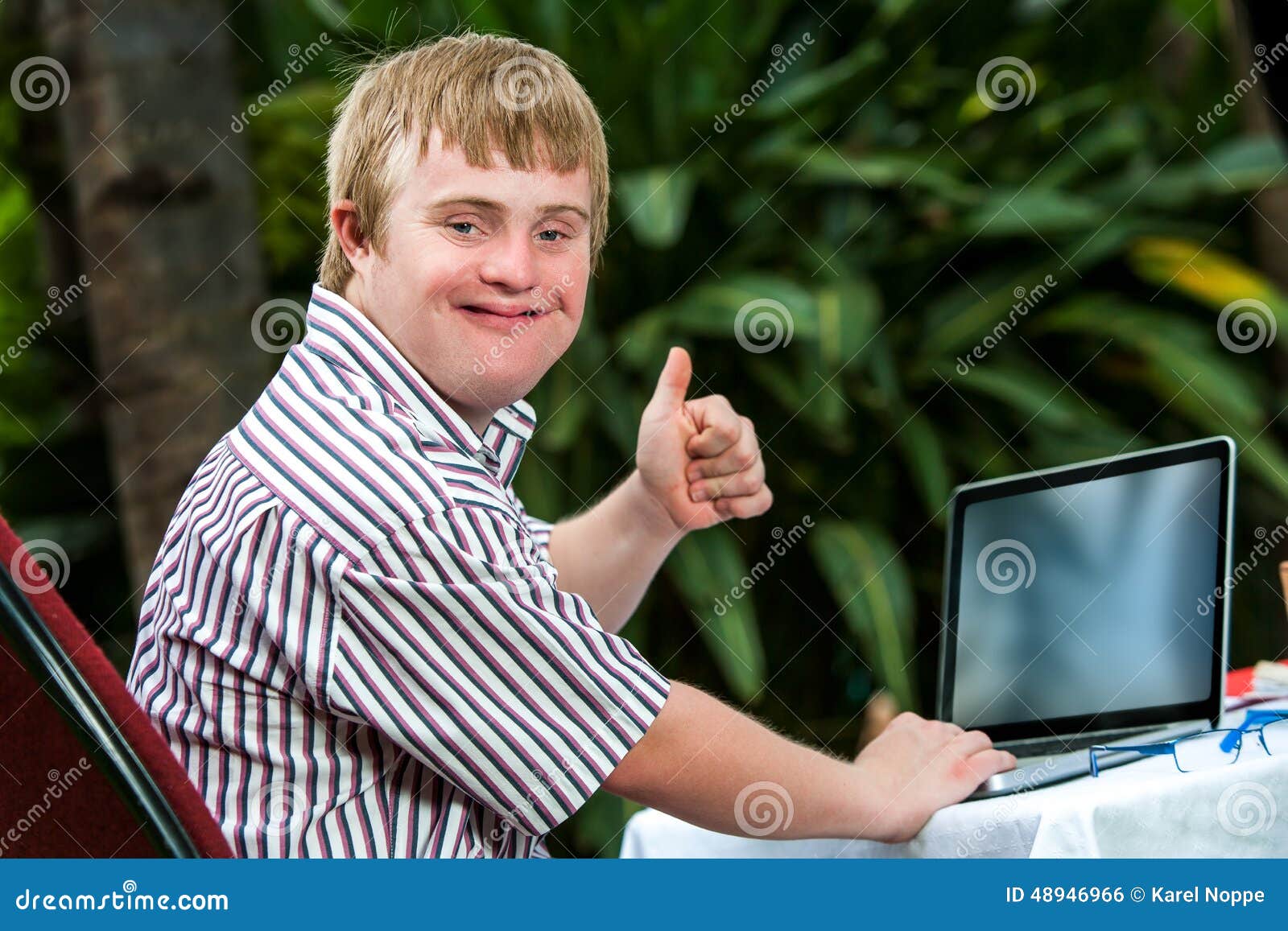 Behinderter Student, Der an Laptop Arbeitet Stockfoto - Bild von ...