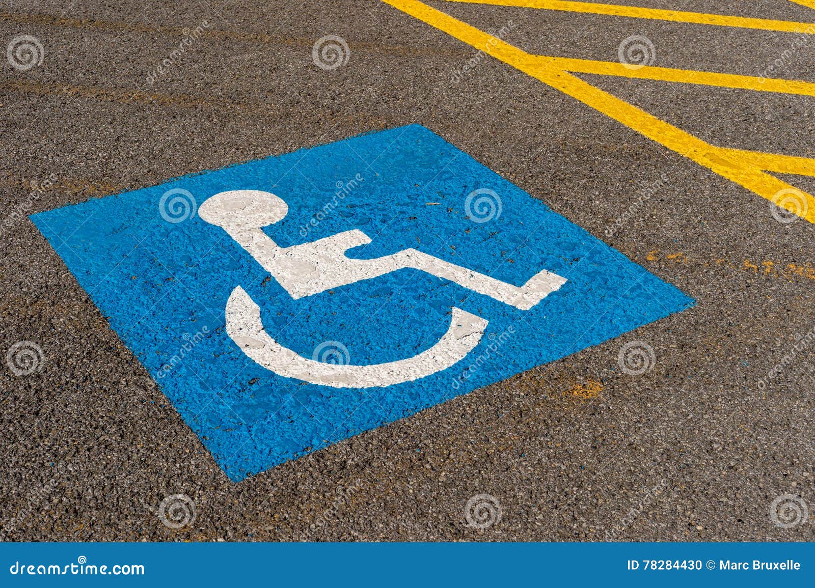 Behindertes Blaues Parkzeichen Stockfoto - Bild von rollstuhl ...