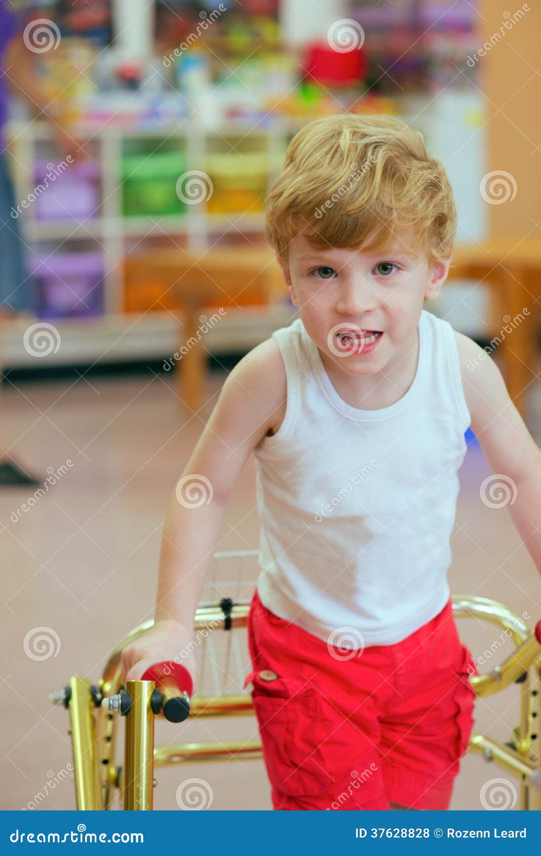 Behindertes Kind stockfoto. Bild von kind, mobilität - 37628828