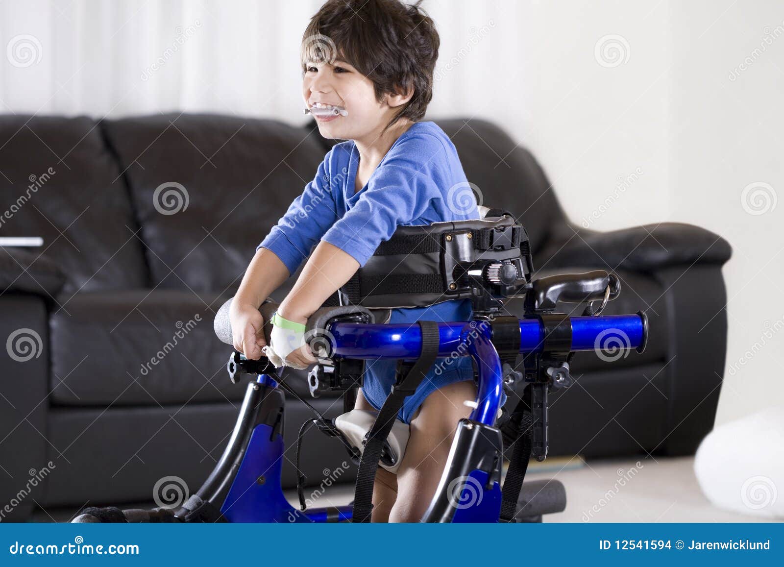 Behindertes Kind Im Wanderer Stockfoto - Bild von physikalisch, junge ...