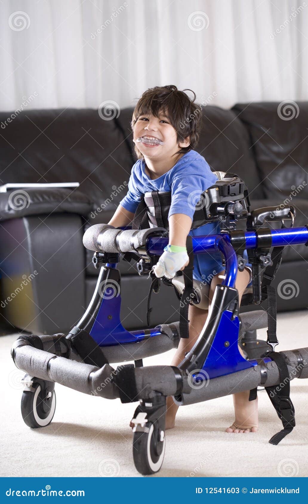 Behindertes Kind Im Wanderer Stockbild - Bild von bewegung, junge: 12541603