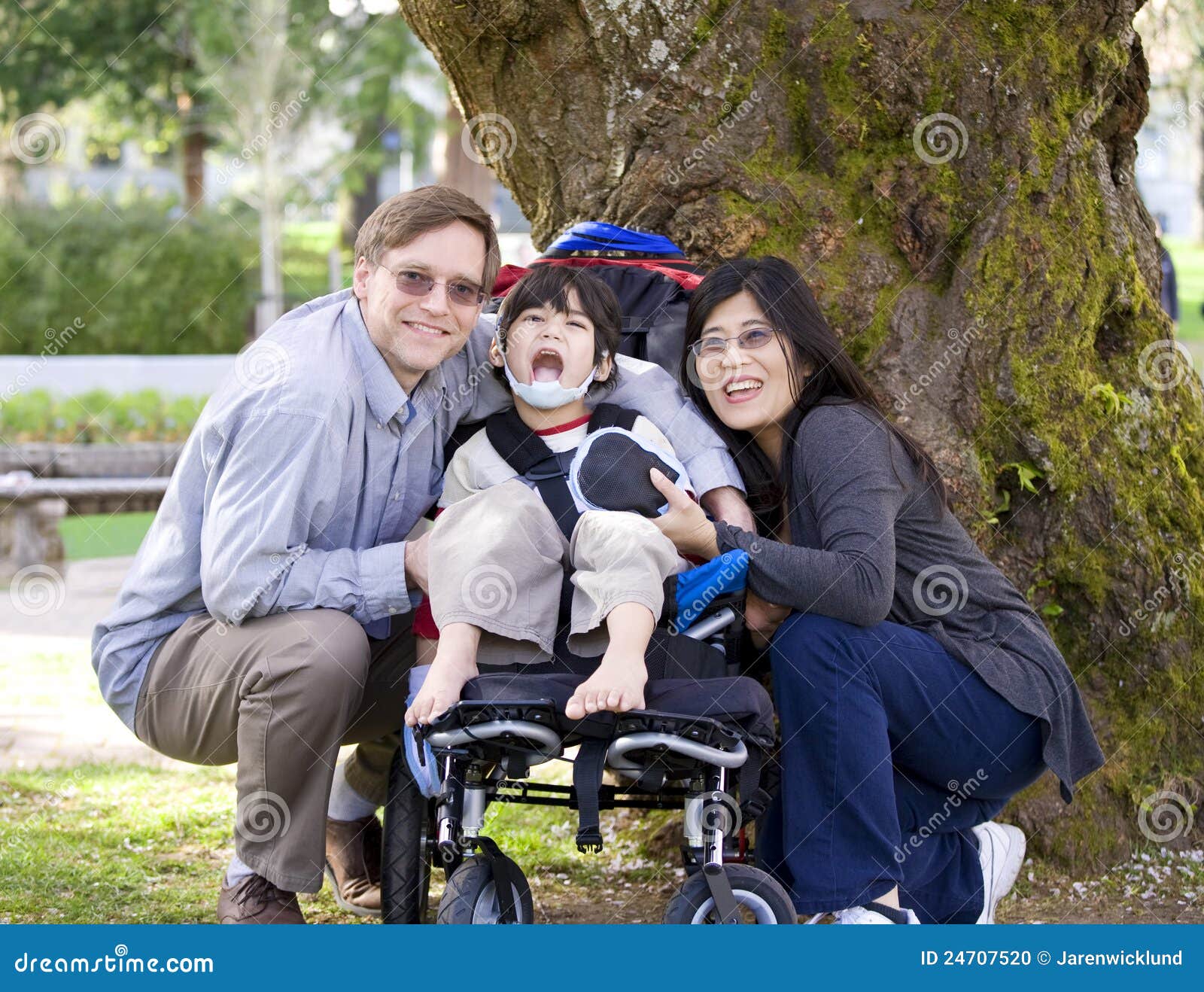 Behindertes Kind Umgeben Von Den Muttergesellschaftn Stockfoto - Bild ...