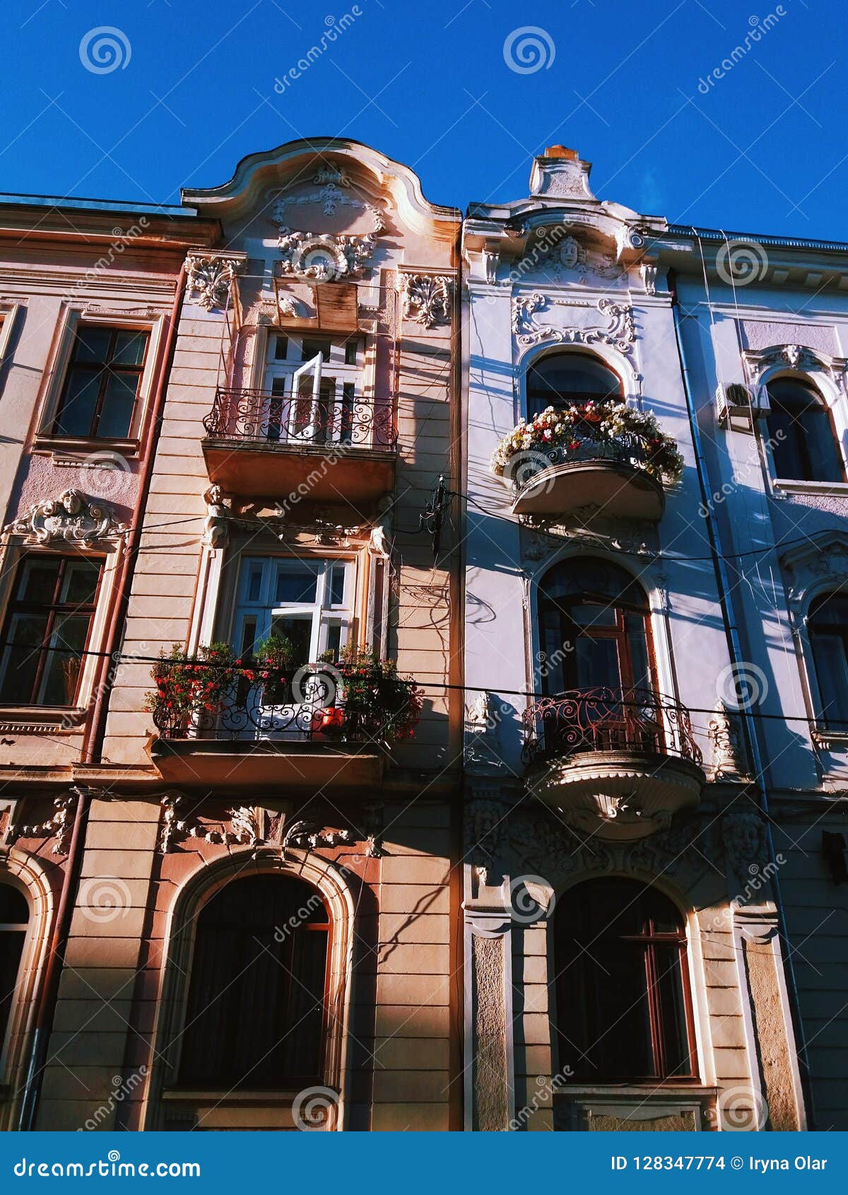 Bei balconi fotografia stock. Immagine di finestre, soleggiato - 128347774
