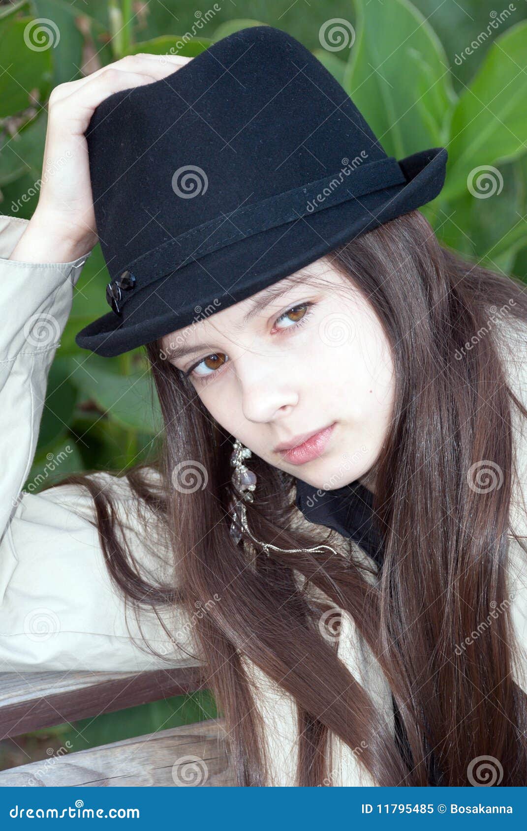 Bei Giovani Del Cappello Della Ragazza Immagine Stock - Immagine di ...