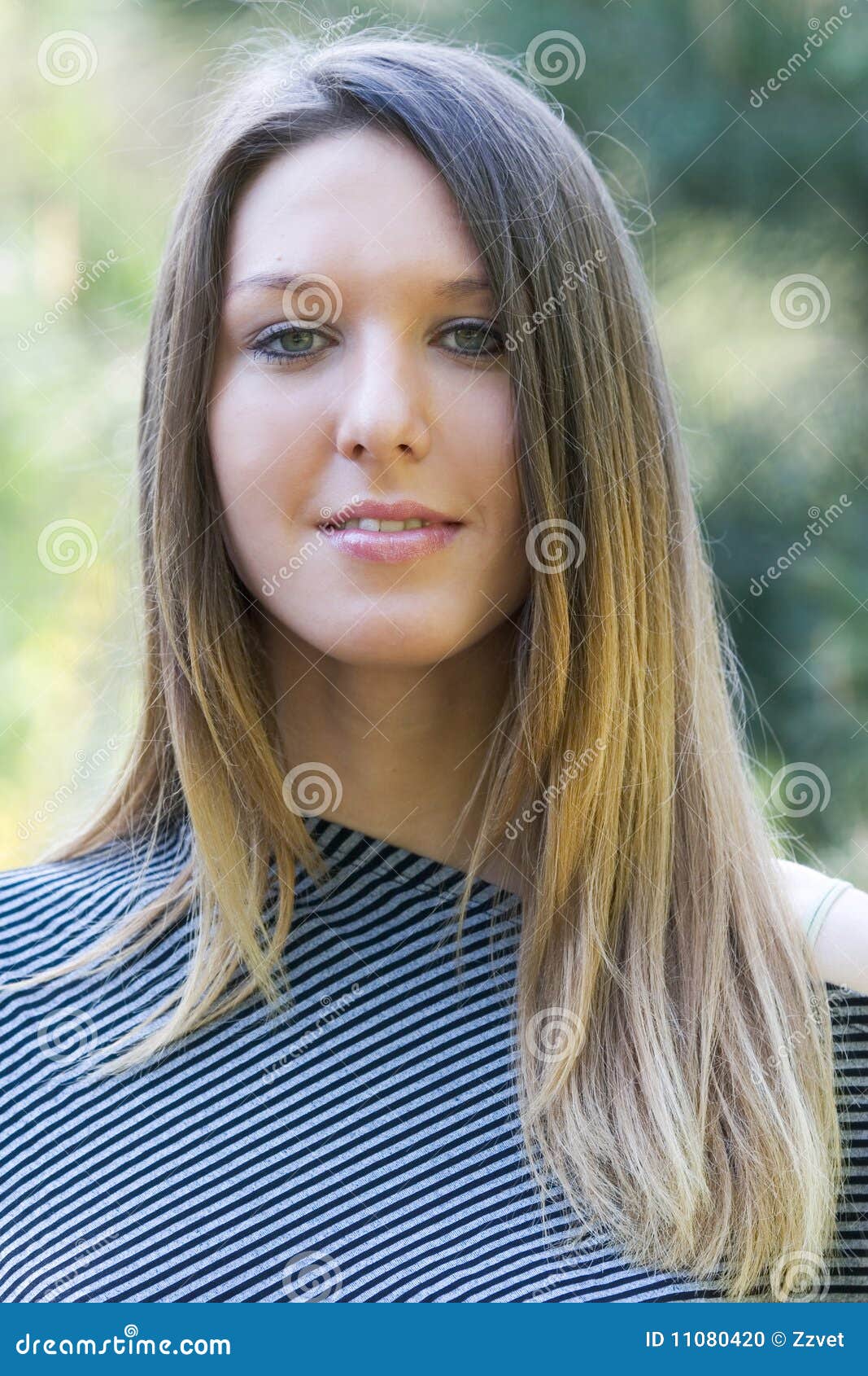 Bei Giovani Della Donna Del Ritratto Fotografia Stock - Immagine di ...