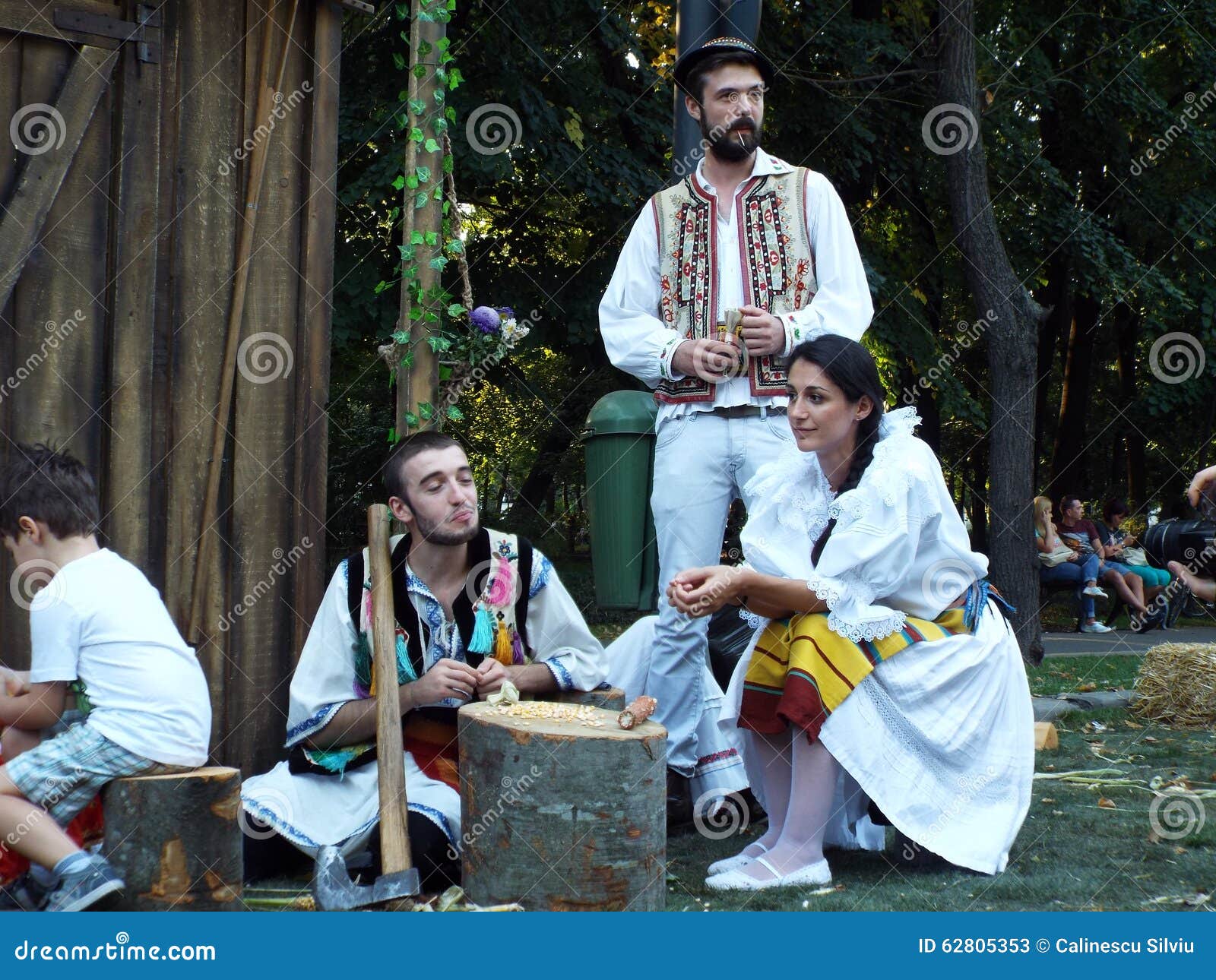 Bei Giovani in Vestiti Rustici Rumeni Fotografia Stock Editoriale ...