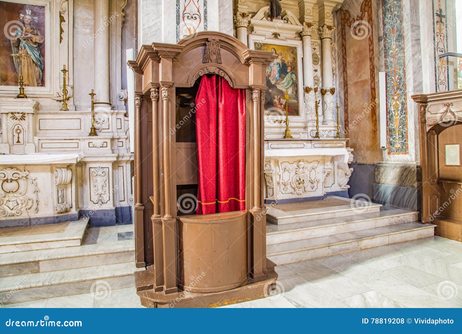 Beichtstuhl in Einer Italienischen Kirche Stockfoto - Bild von christen ...