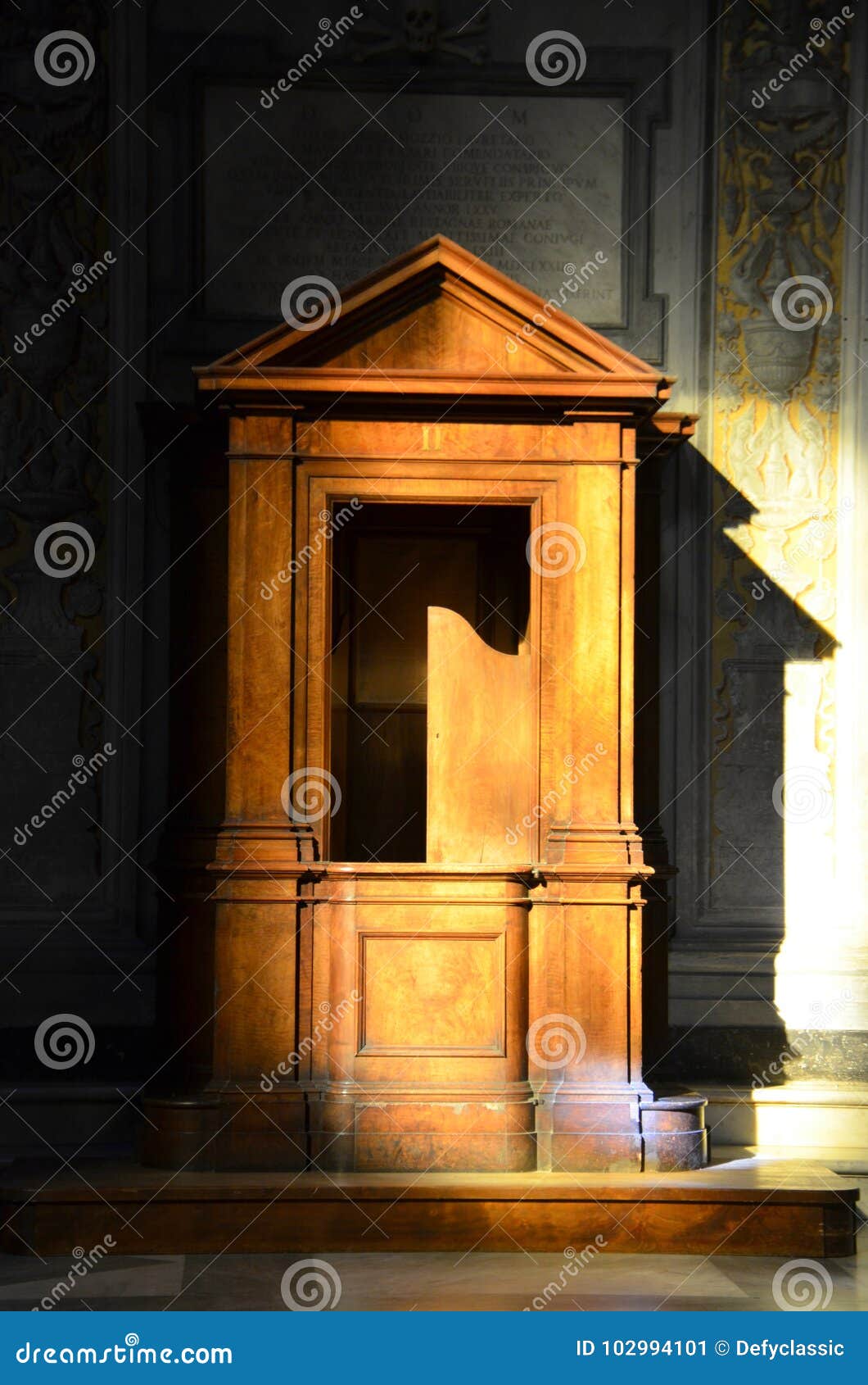 Beichtstuhl in Einer Katholischen Kirche Stockbild - Bild von ...