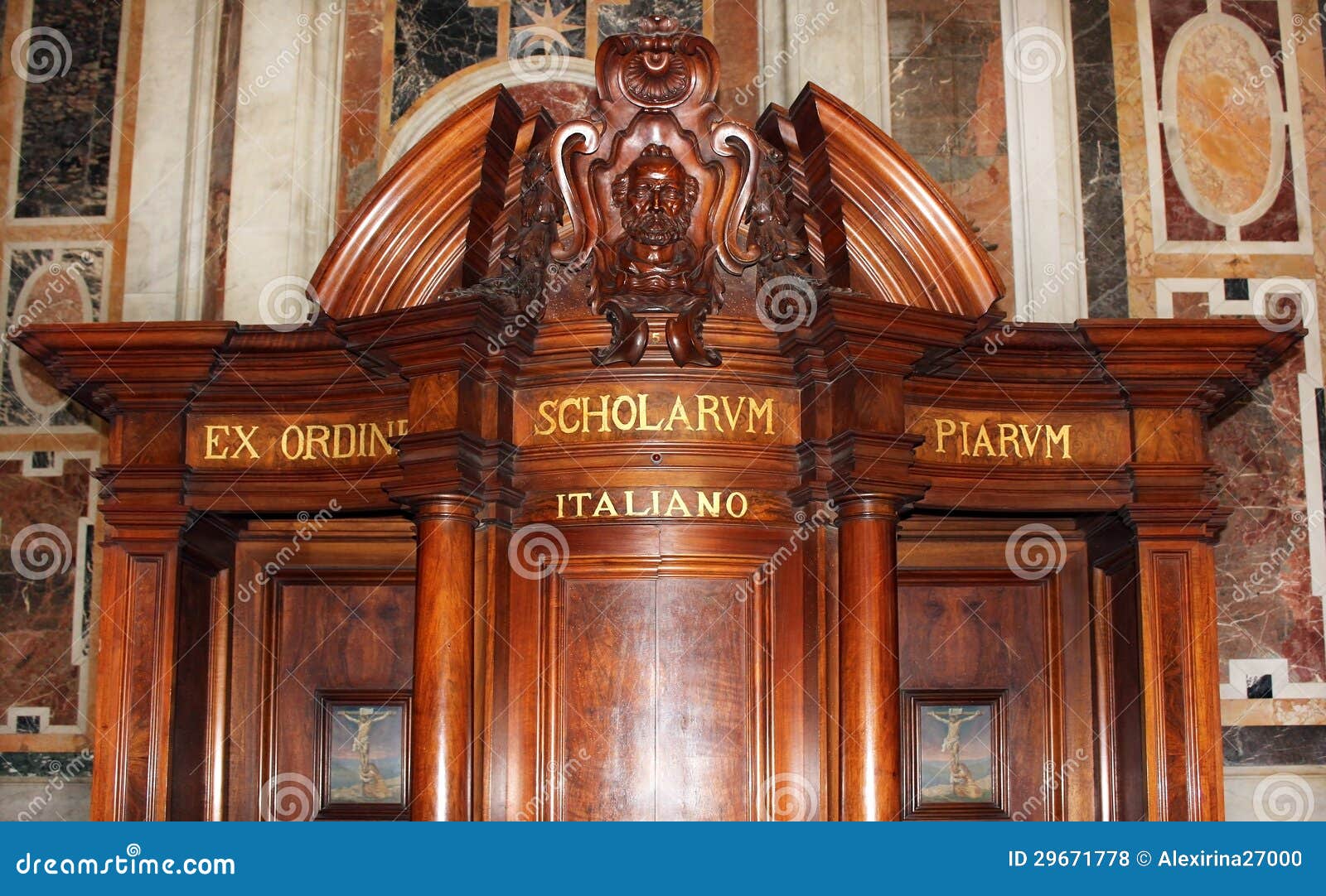 Beichtstuhl in St Peter Basilika, Vatikanstadt Redaktionelles Stockfoto ...