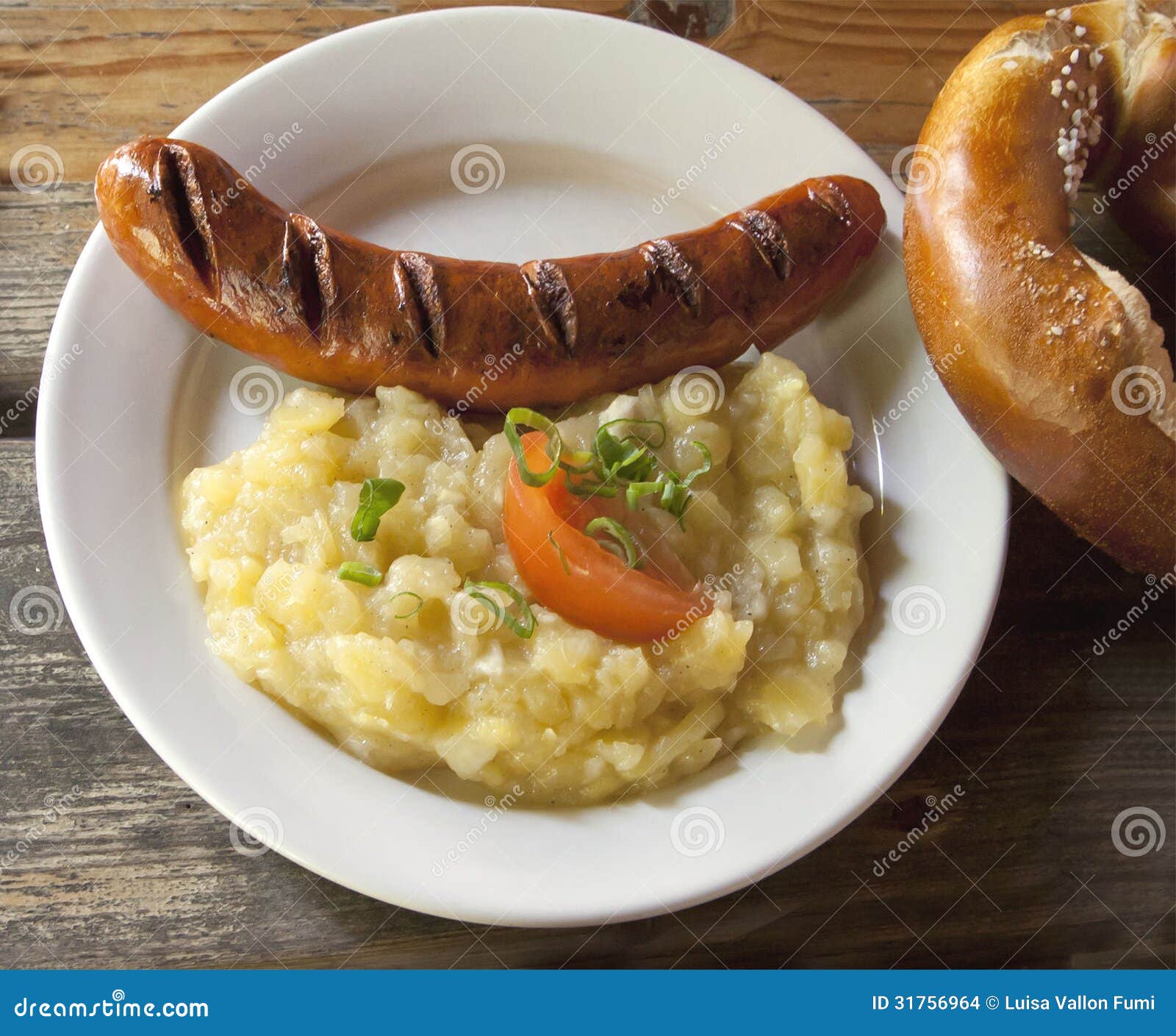 Beiers Voedsel, Geroosterde Worst En Aardappelsalade Stock Foto - Image ...